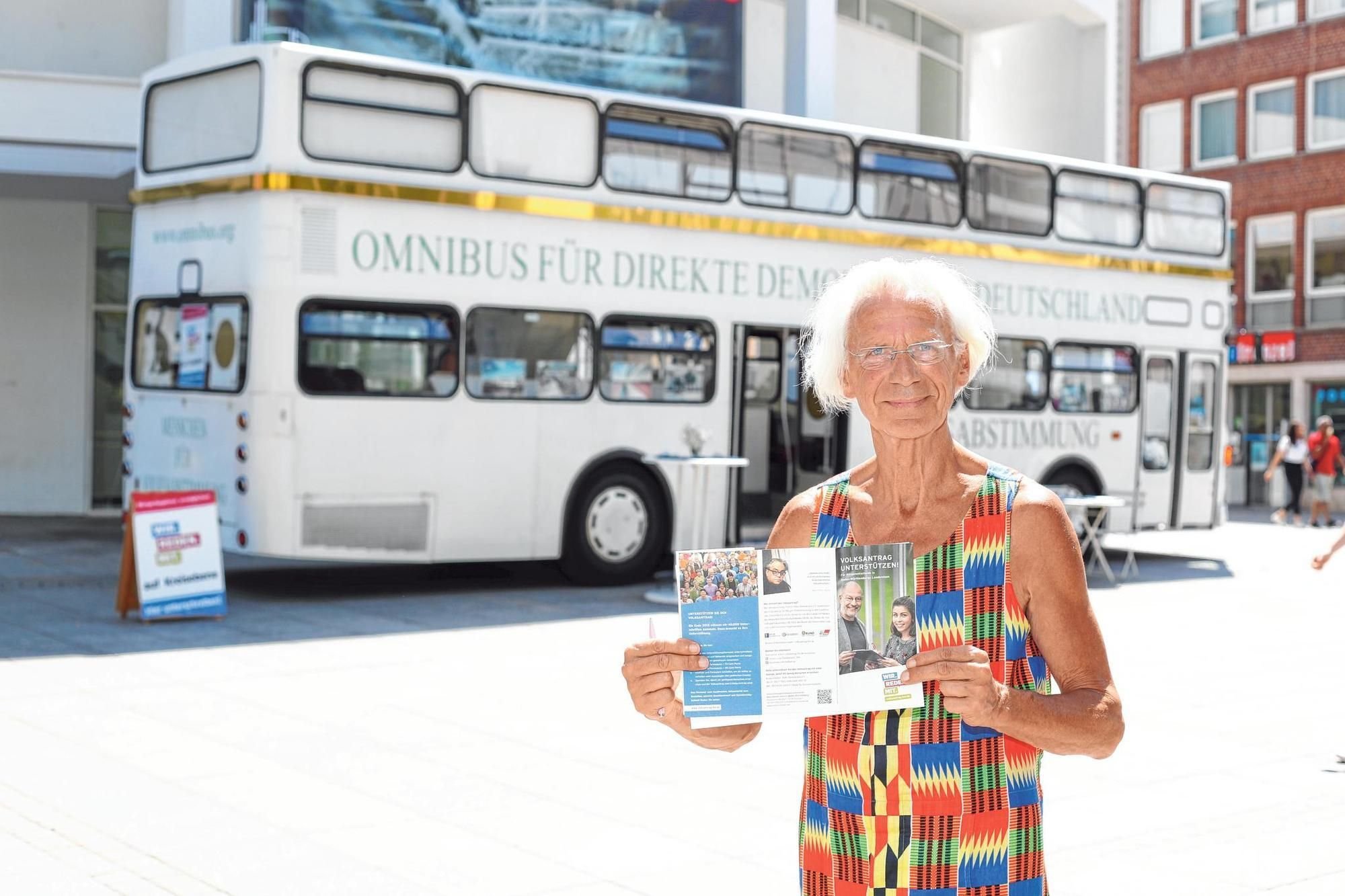 Seit 17 Jahren lebt dieser Mann im Bus und wirbt für direkte Demokratie
