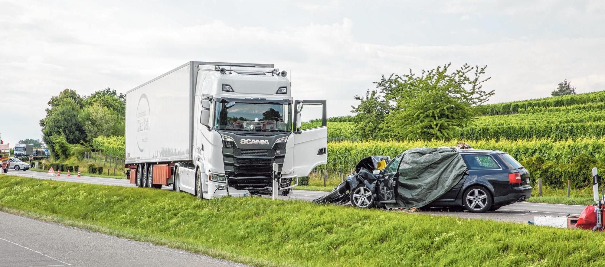Fahrer stirbt bei Unfall auf der B31 zwischen Stetten und Hagnau