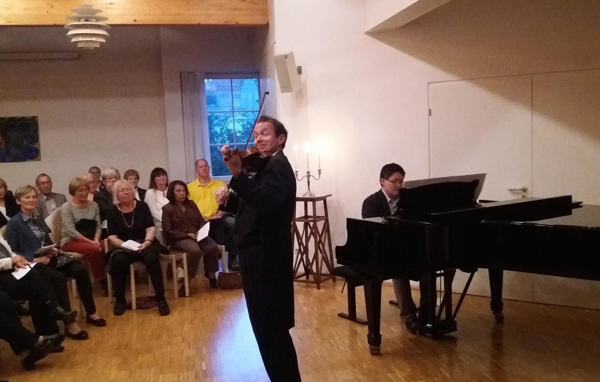 Michael Grube spielt auf seiner alten Amati-Violine