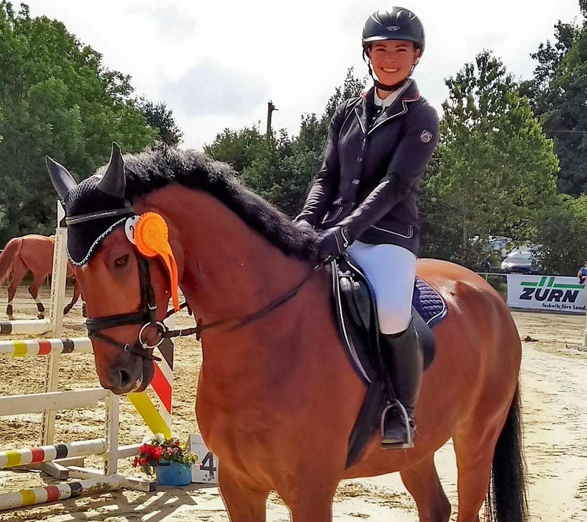 Melanie Lott gewinnt mit ihrem Rappen die Dressur