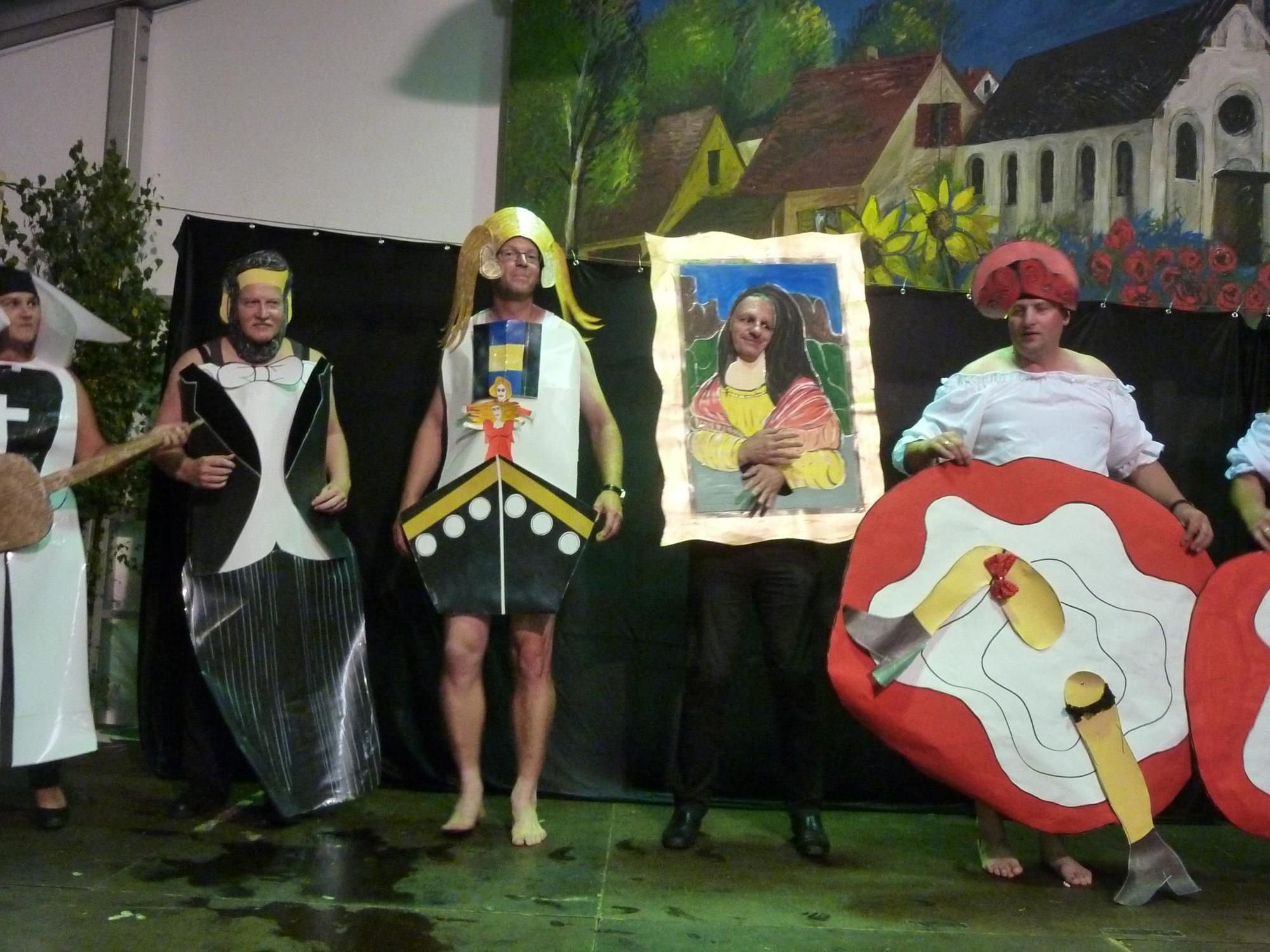 Im Rahmen: Pfarrer Michael Windisch erscheint als Mona Lisa