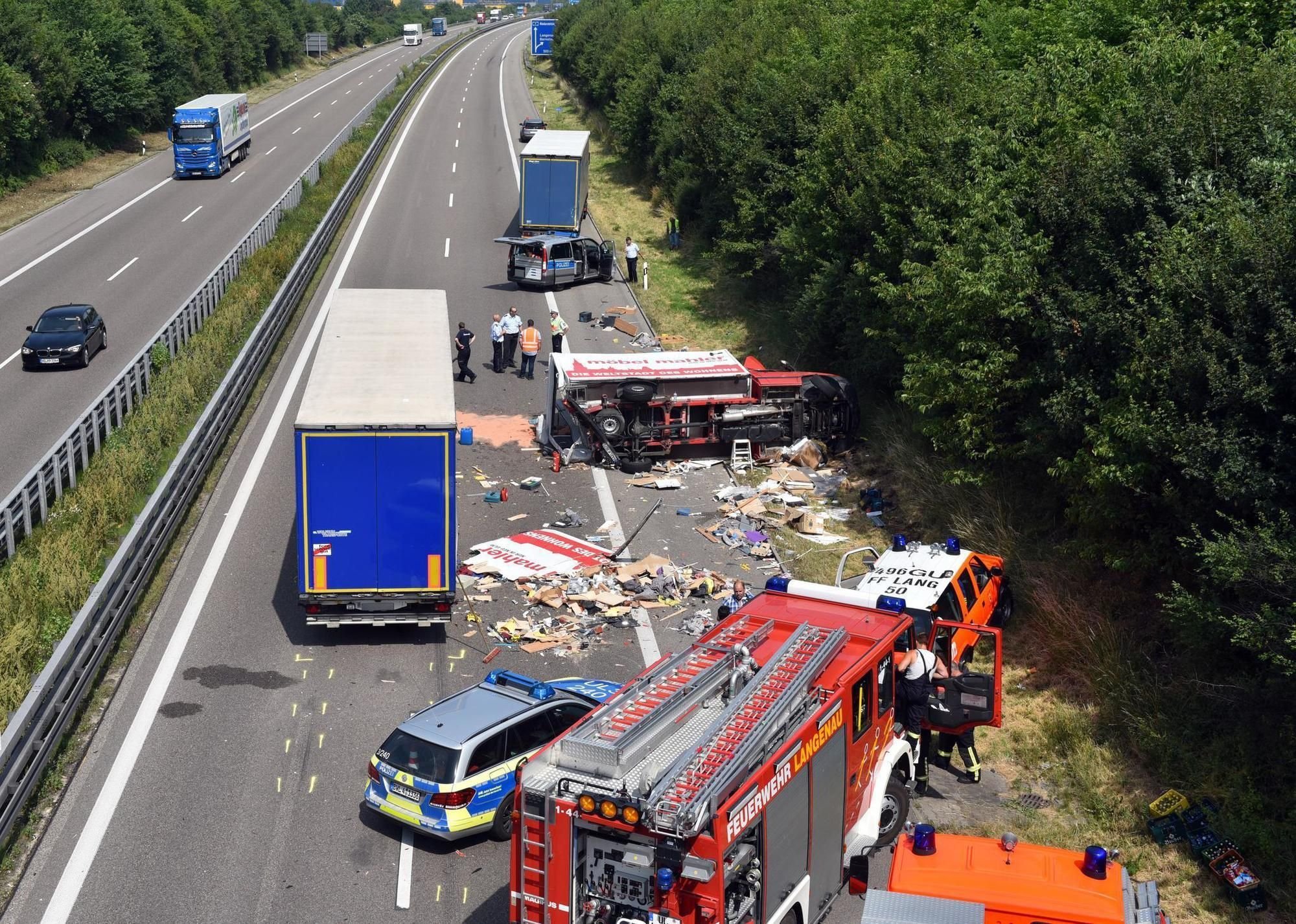 Drei Verletzte bei Lkw-Unfall am Stauende