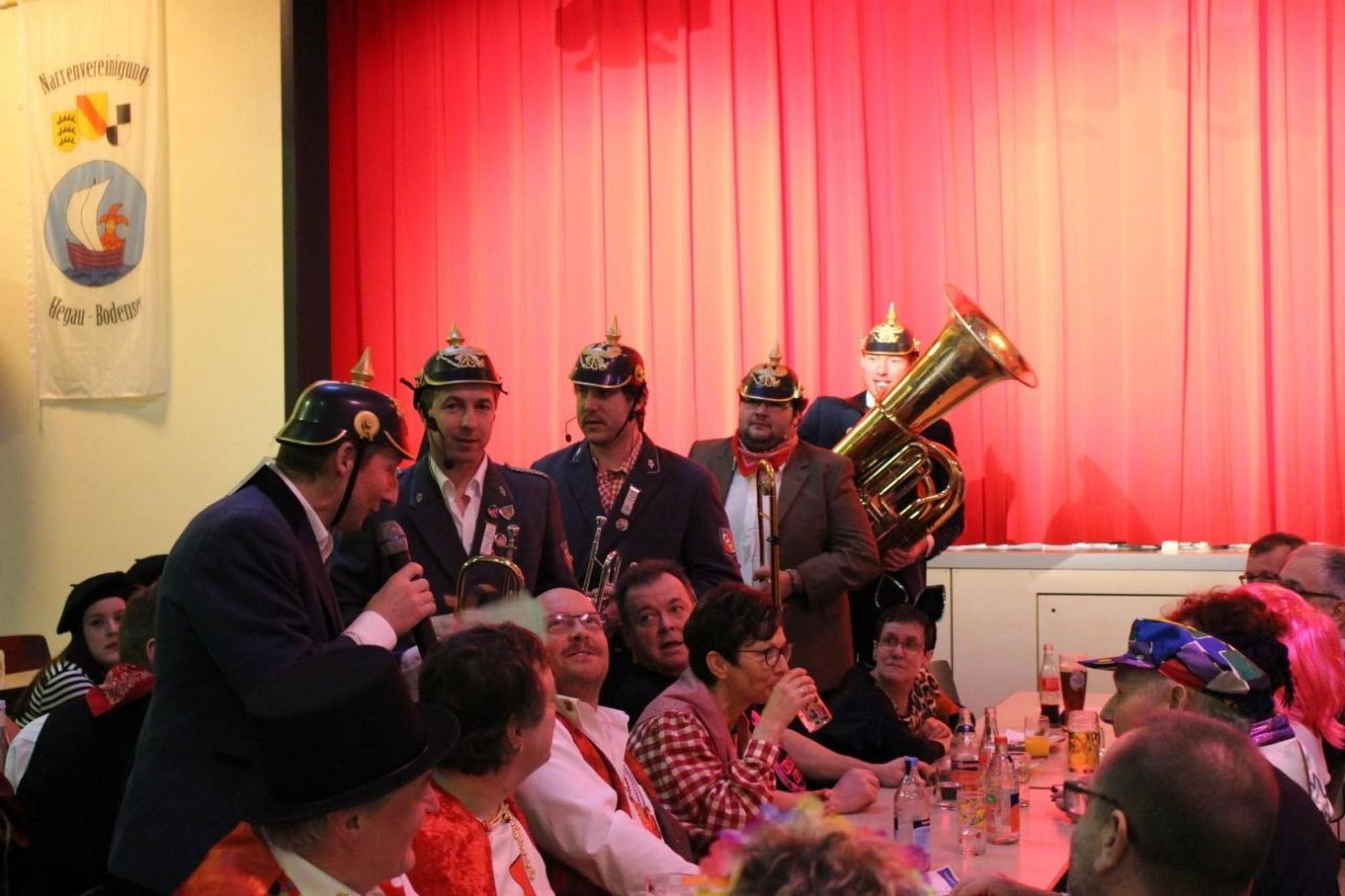 Das Dorfleben auf die Schippe genommen