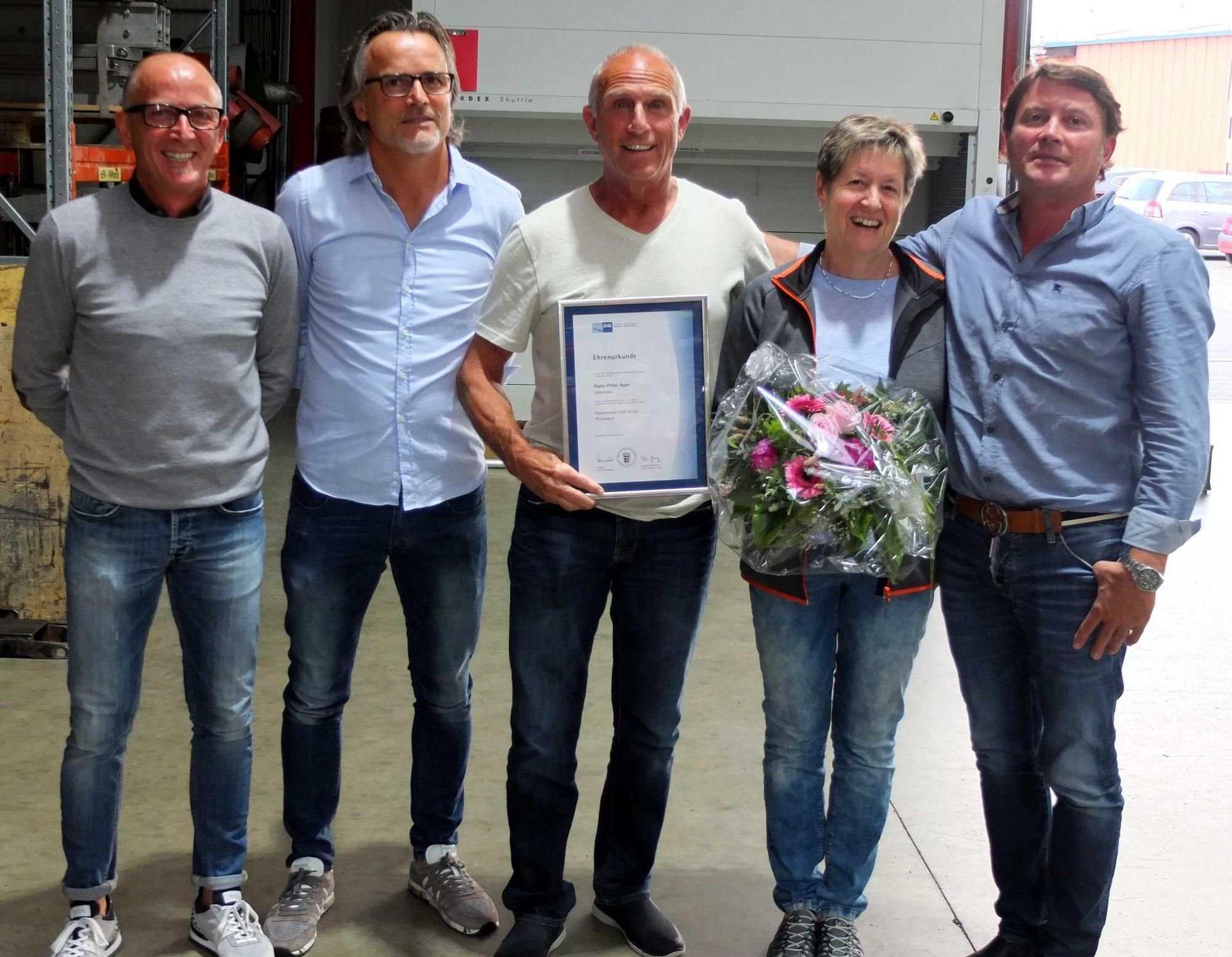 Firma Stoll ehrt Hans-Peter Auer