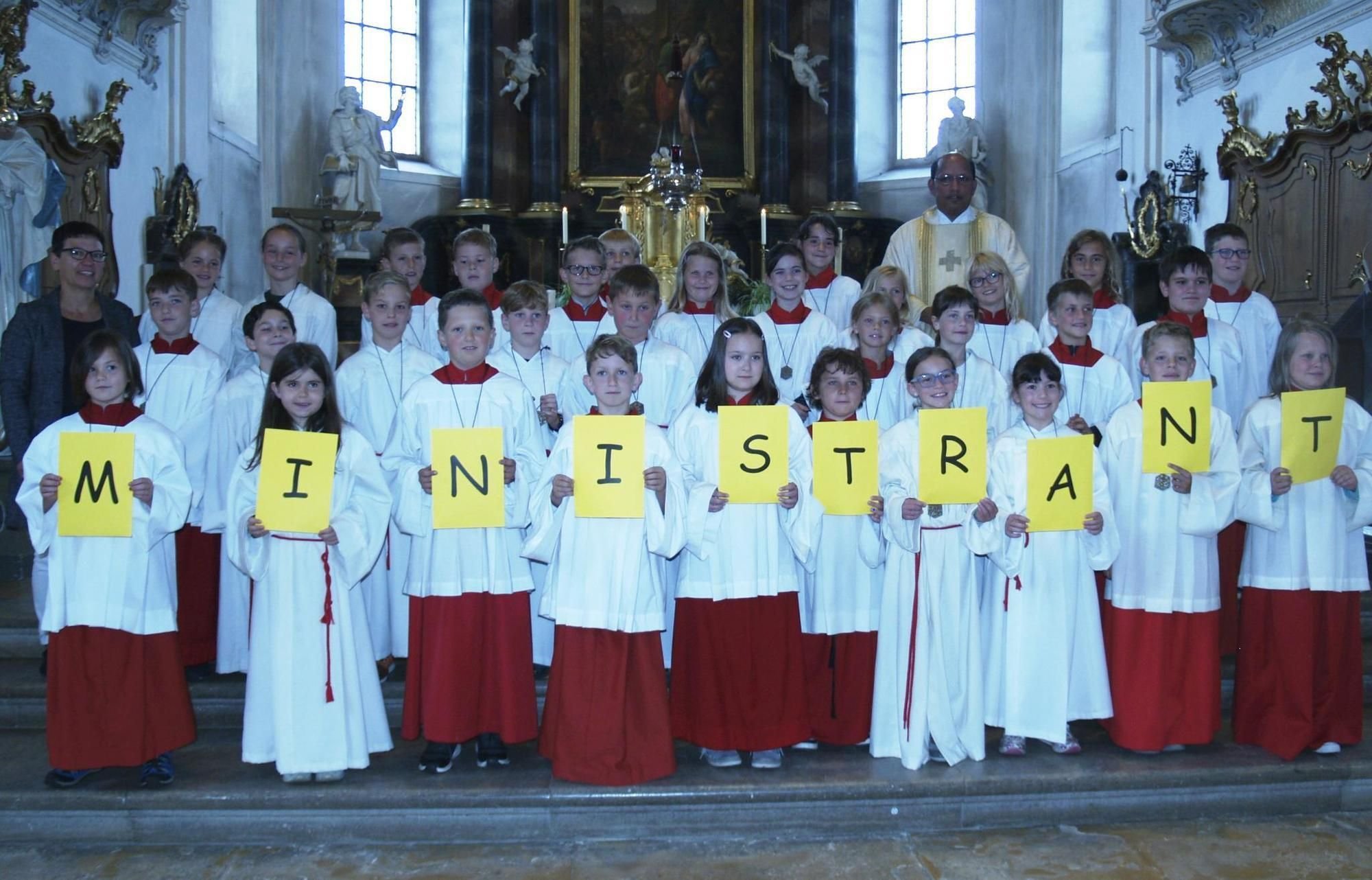 33 neue Ministranten treten zum Dienst an
