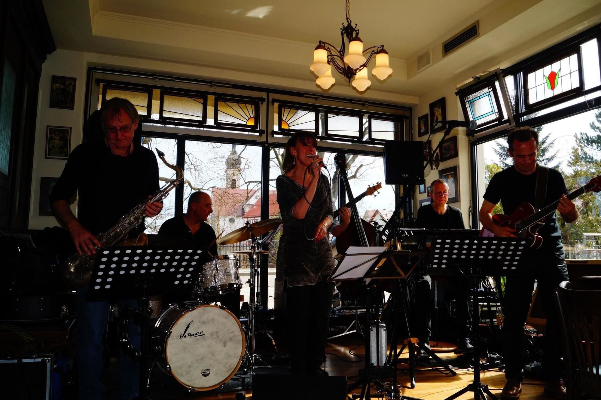 Dagmar Egger Band heizt im Amadeus ein