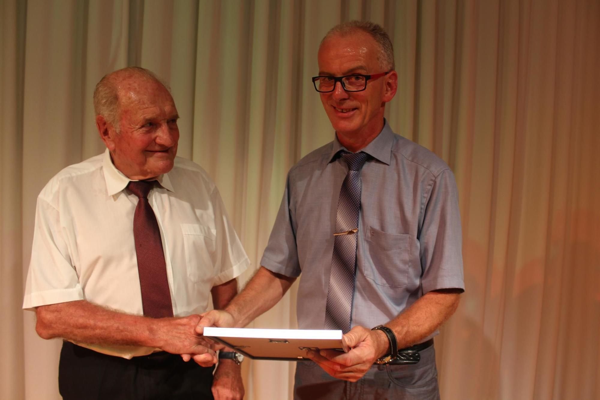 Walter Fetzer ist seit 45 Jahren an der Pfeife