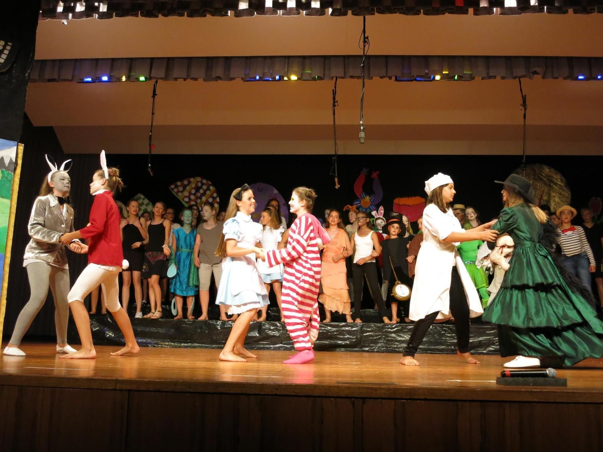 Die Aula-Bühne wird zum Wunderland