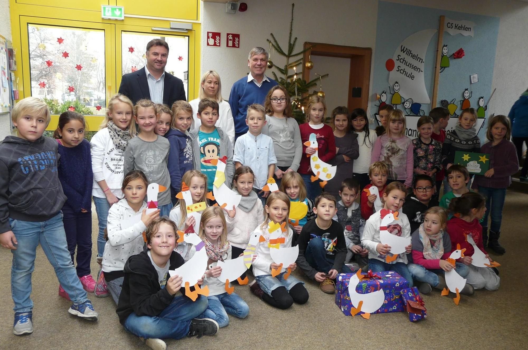 Pfarrer Scherer nimmt Spende aus der Martinsgans-Aktion gerne entgegen