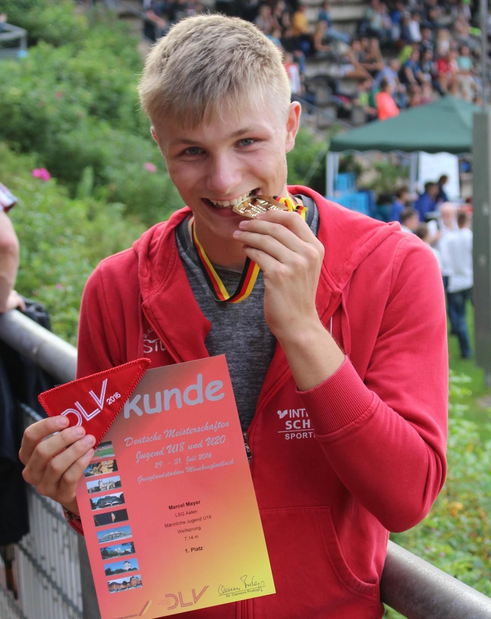 Marcel Mayer springt an die Spitze