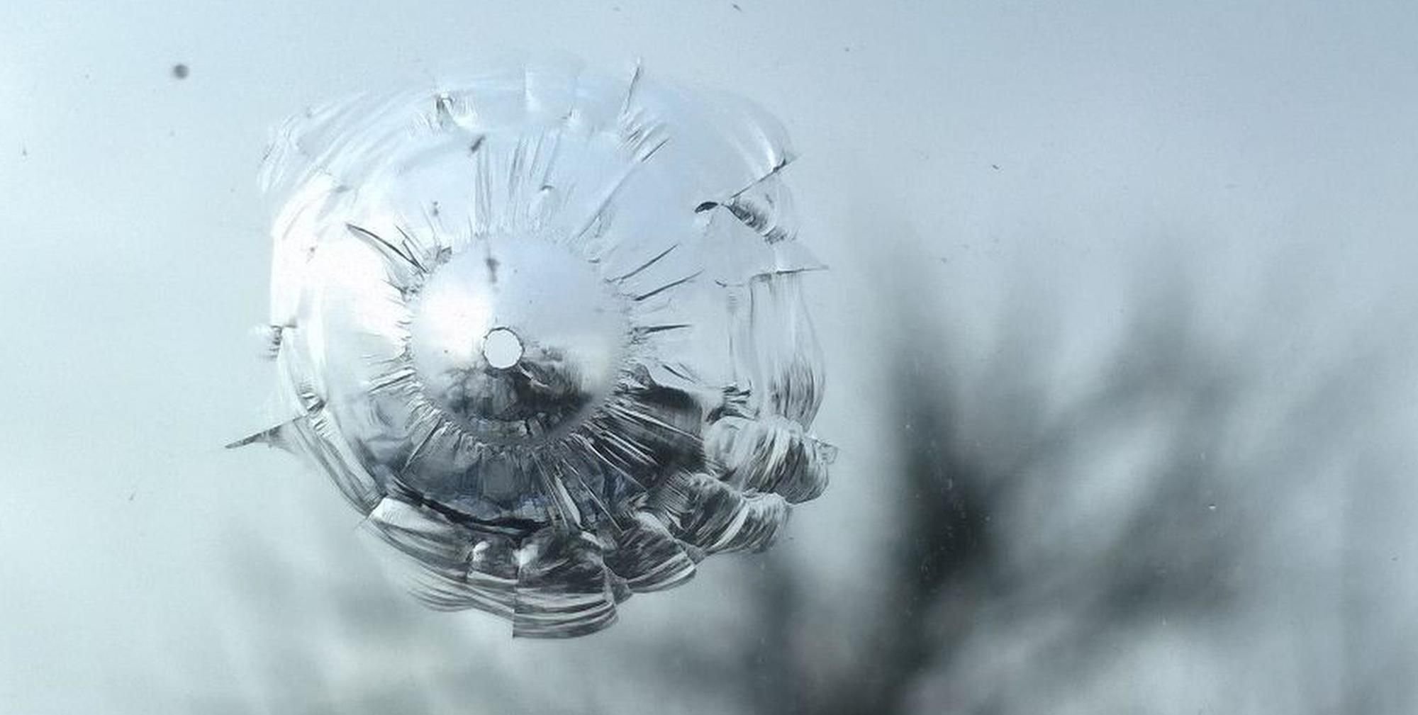 Kaputte Scheibe – Schüsse auf Haus?