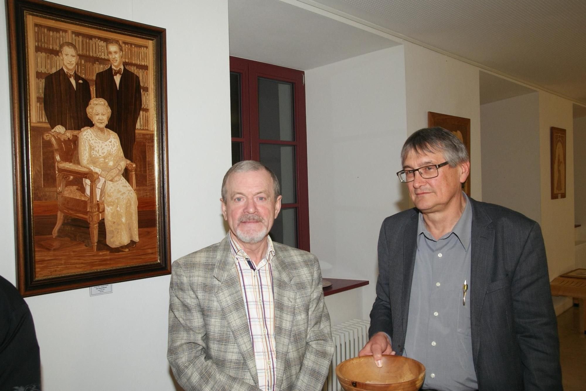 Intarsienschneider Andrej Fast malt Bilder in Holzfurnier