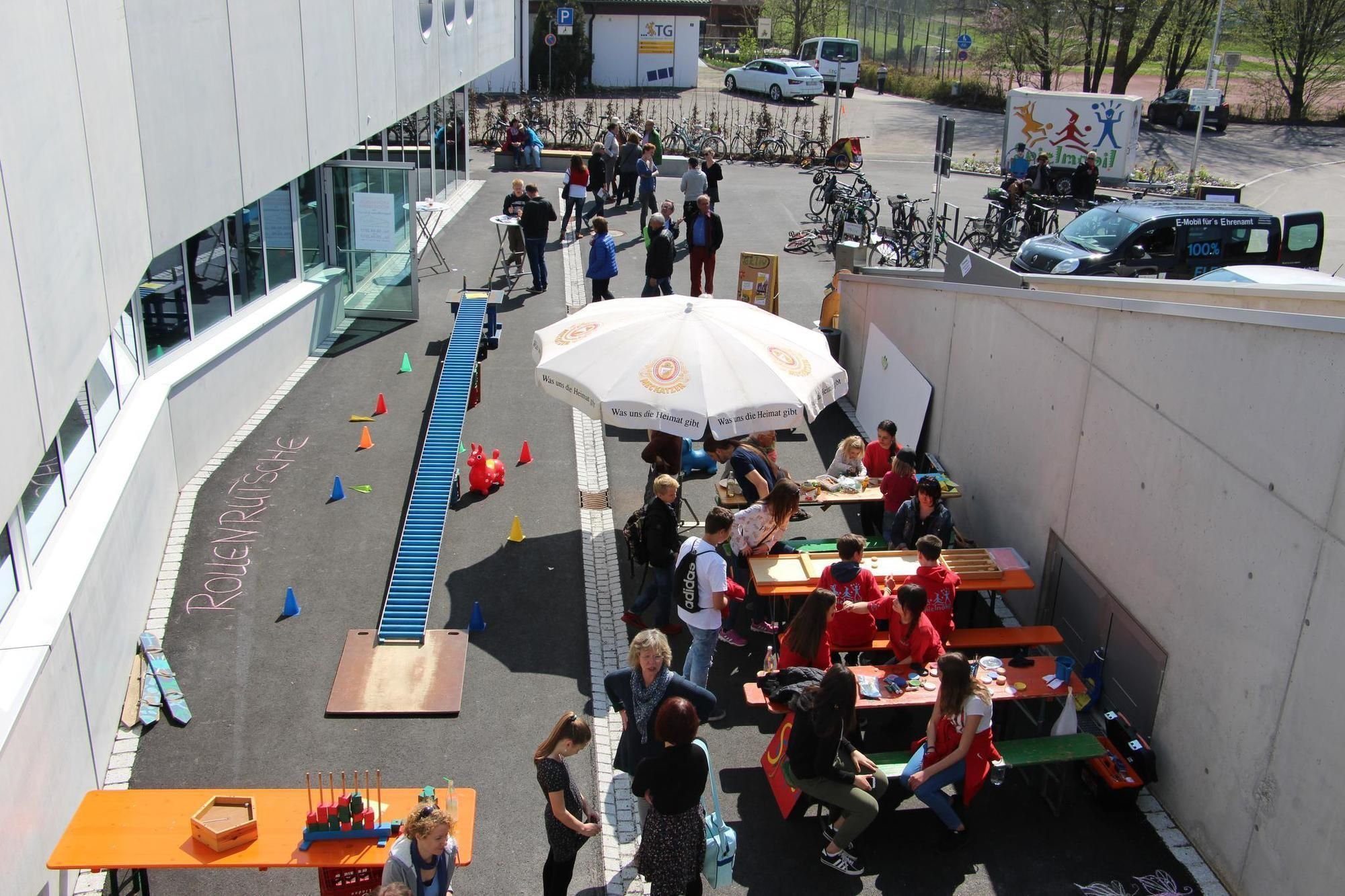 Kinder und Jugendliche erkunden ihr neues Jugendhaus