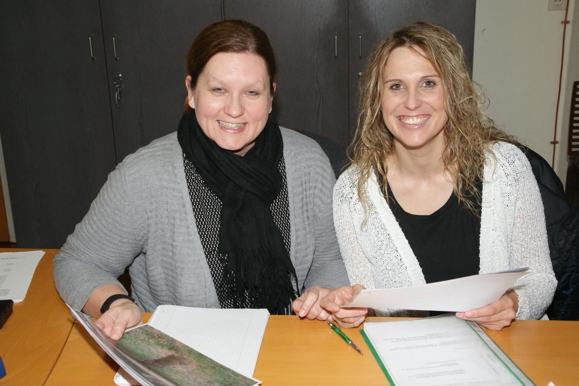 Daniela Beck und Sabine Rupp gestalten Kinderspielplatz