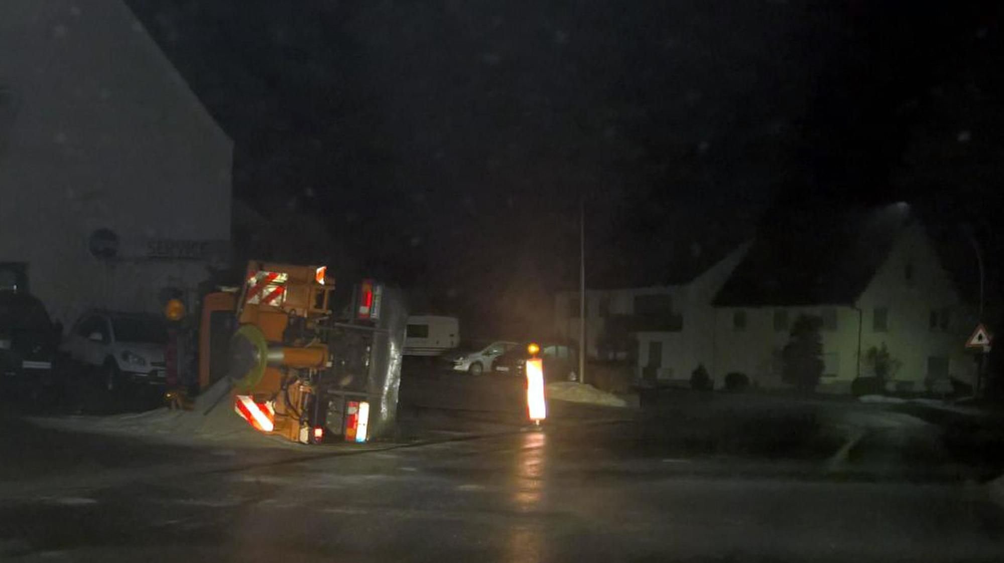 Streufahrzeug kippt in Hattenburg um