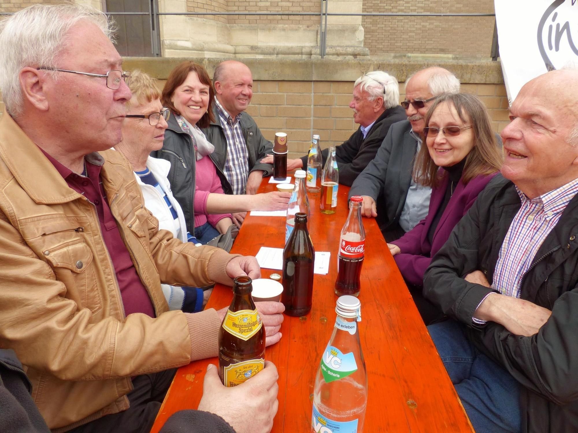 Wasseralfinger feiern unter bislang höchsten Maibaum