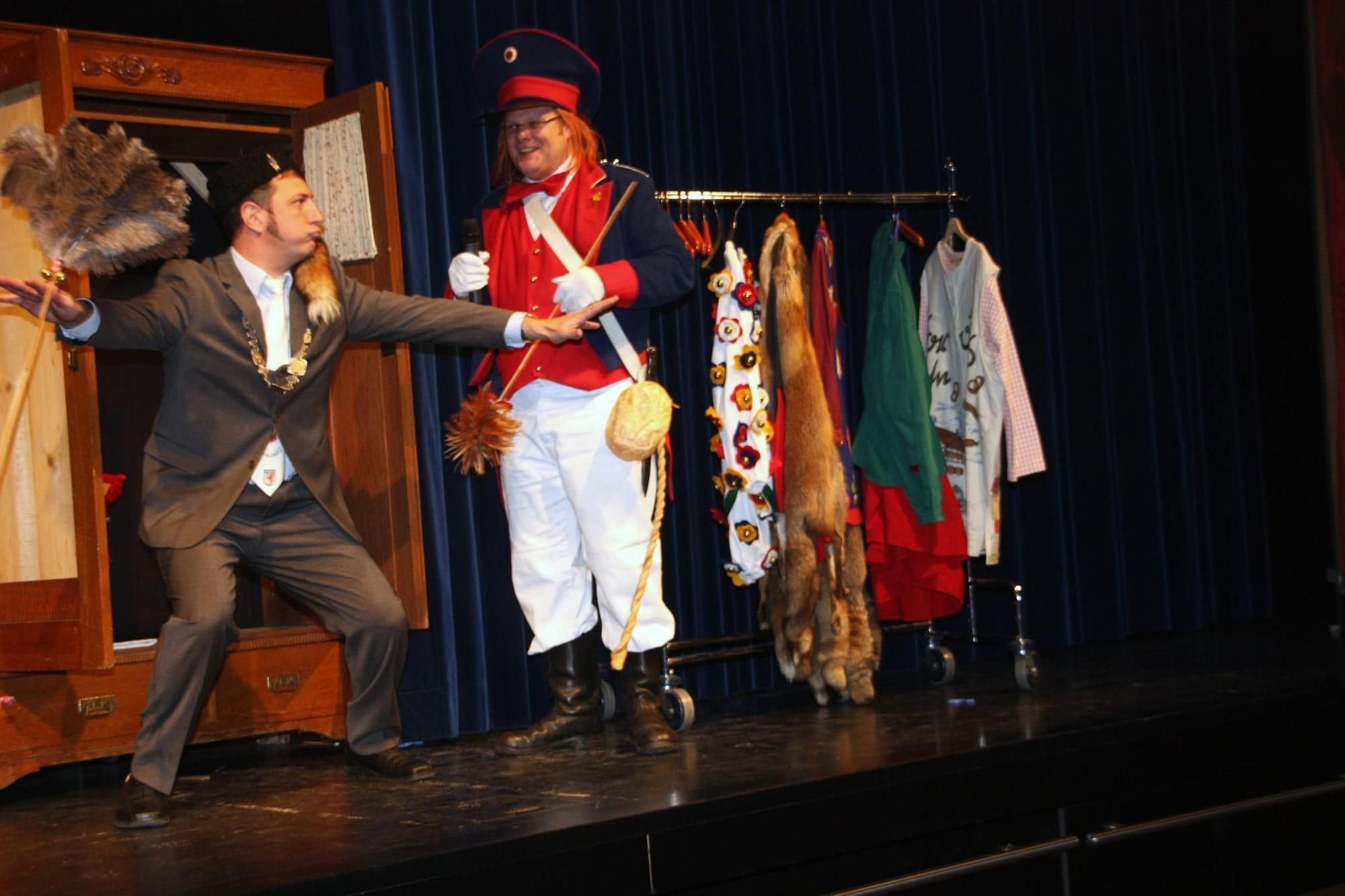 Narren stauben Häs im Freien ab