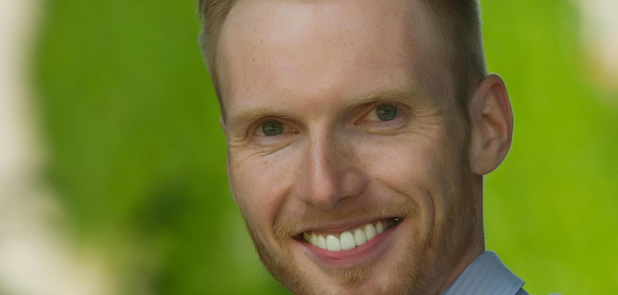 Martin Angerbauer haucht einem Huhn Leben ein