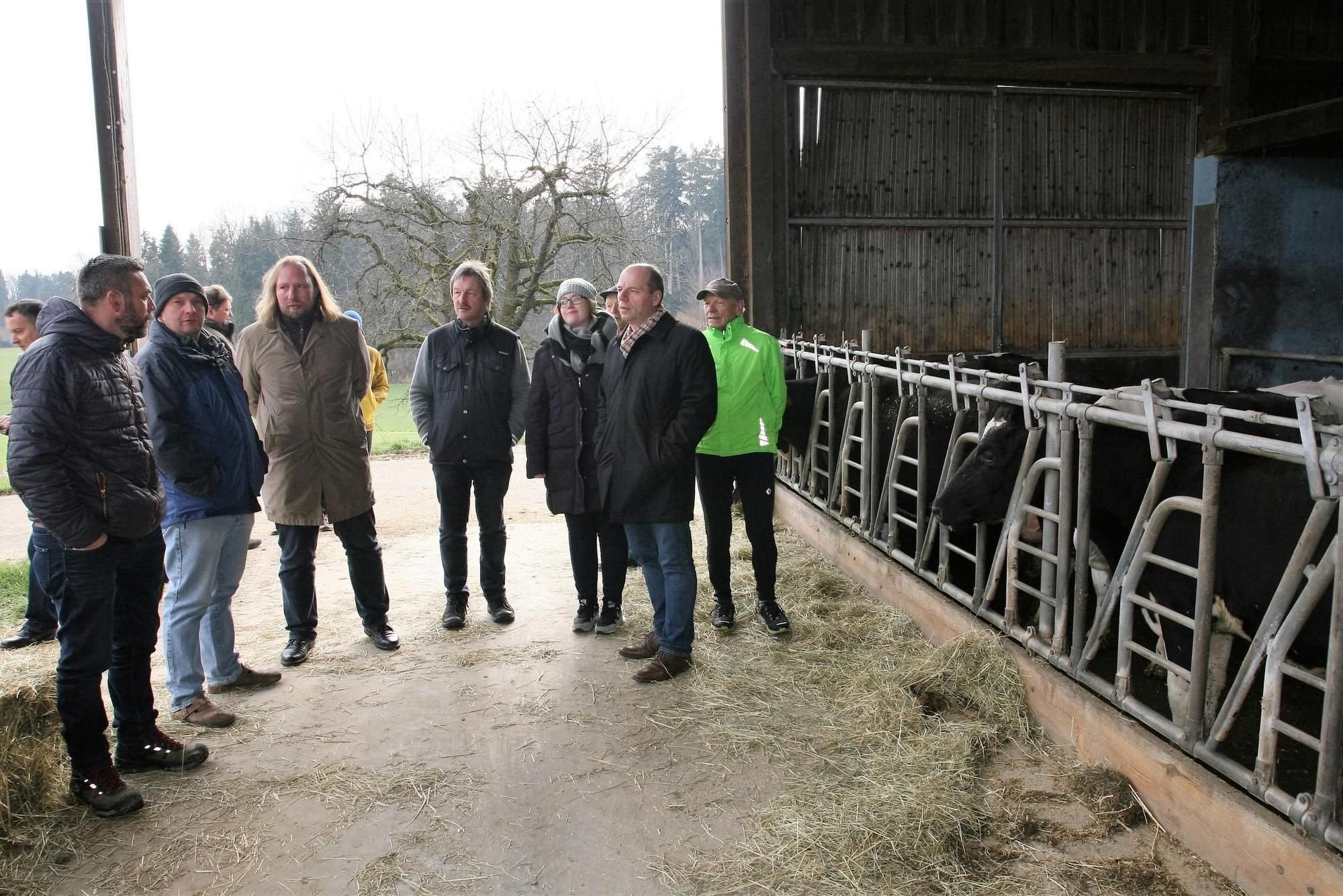 Anton Hofreiter spricht auf Hof Arnold über Milch, Grünland und Putin