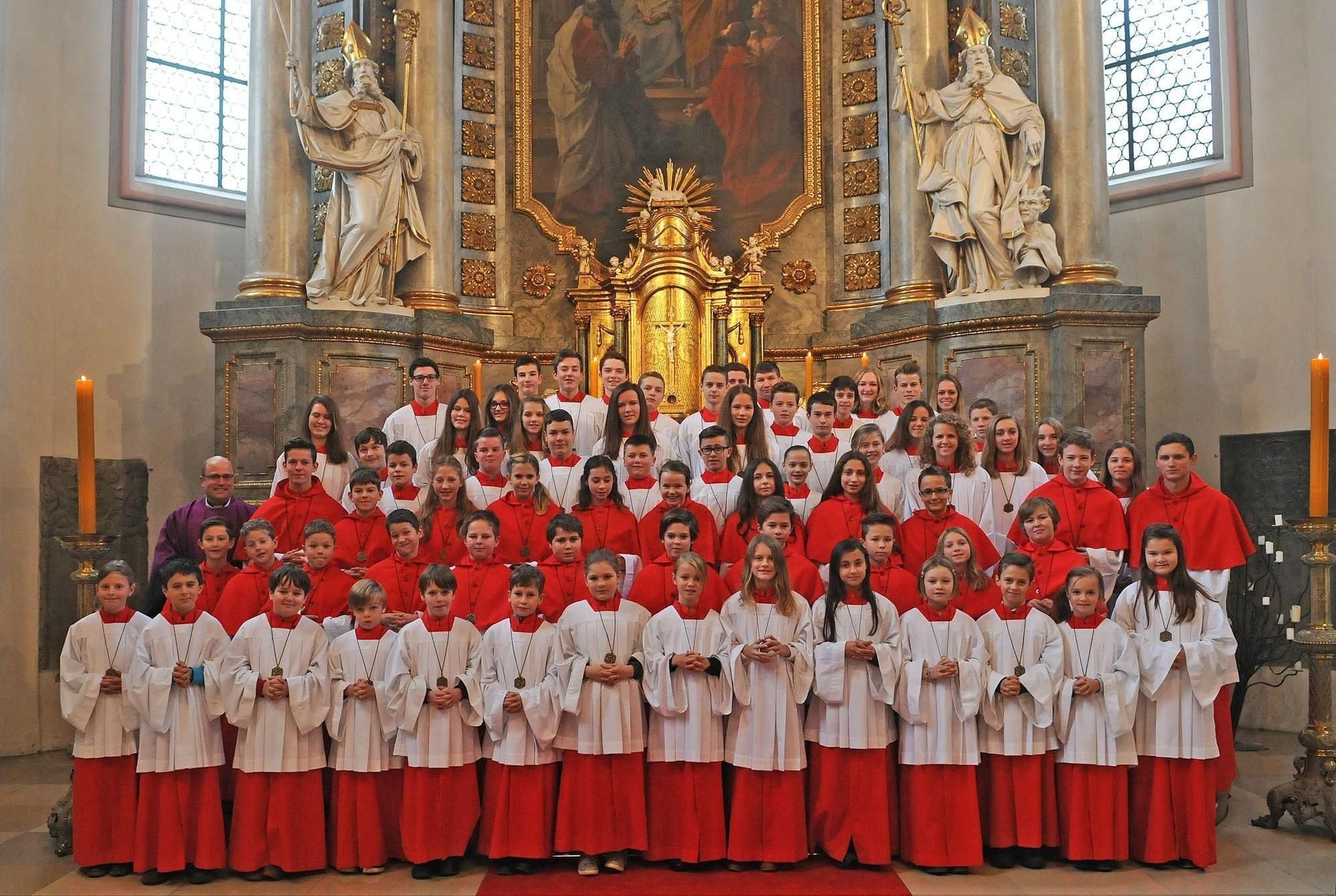 Stadtpfarrer Harald Gehrig nimmt 14 neue Ministranten auf