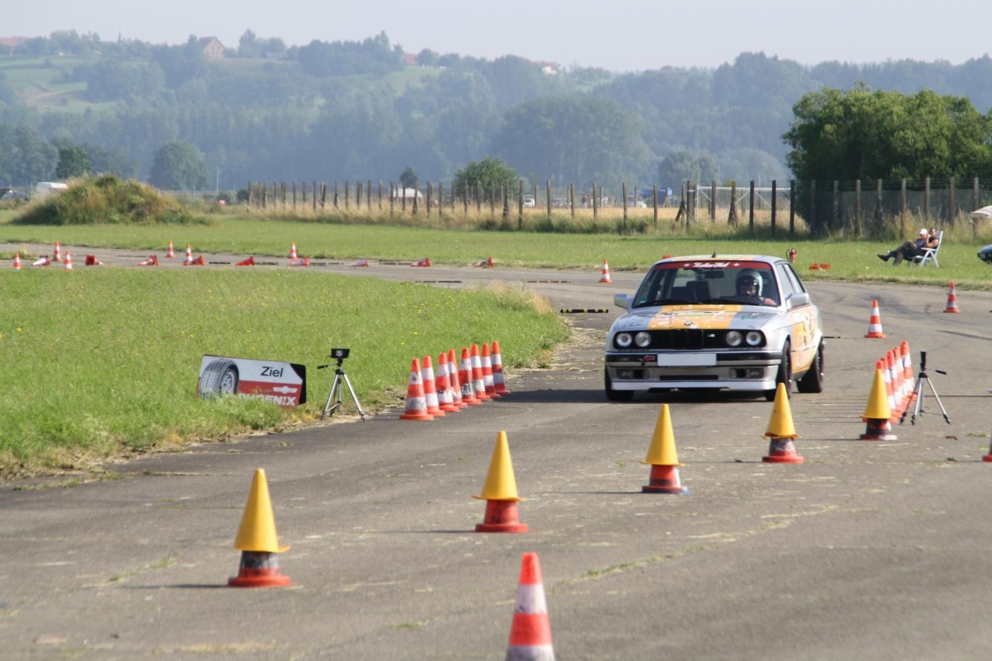 Mit dem Auto durch Pylonen