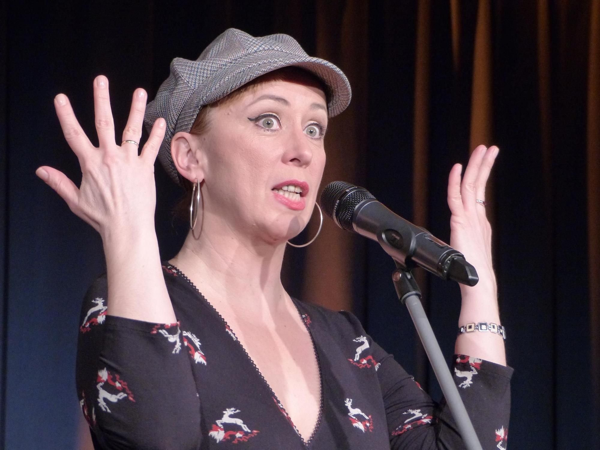 Zuhörer kichern und prusten