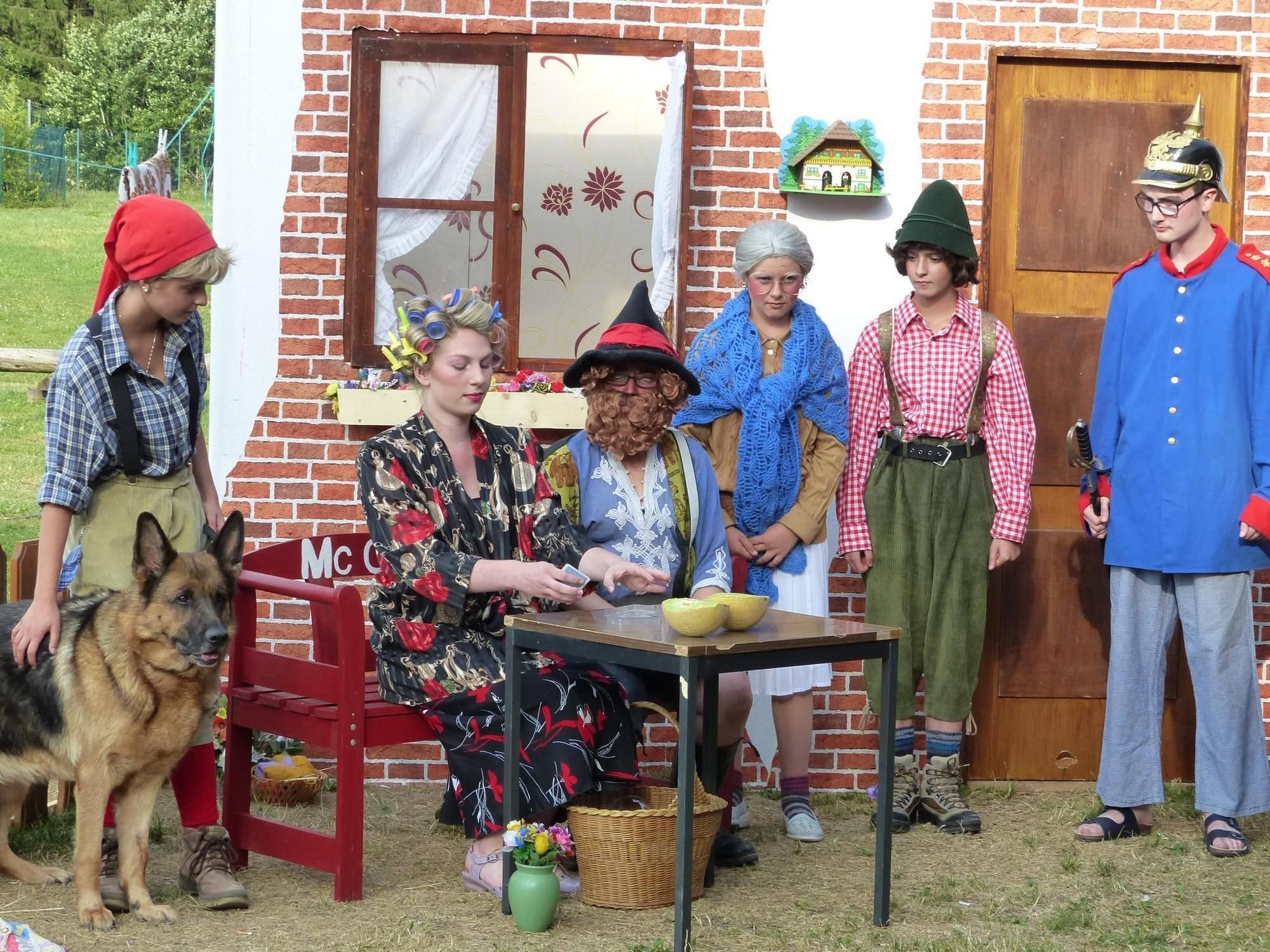 Kasperl und Seppl helfen dem Räuber Hotzenplotz