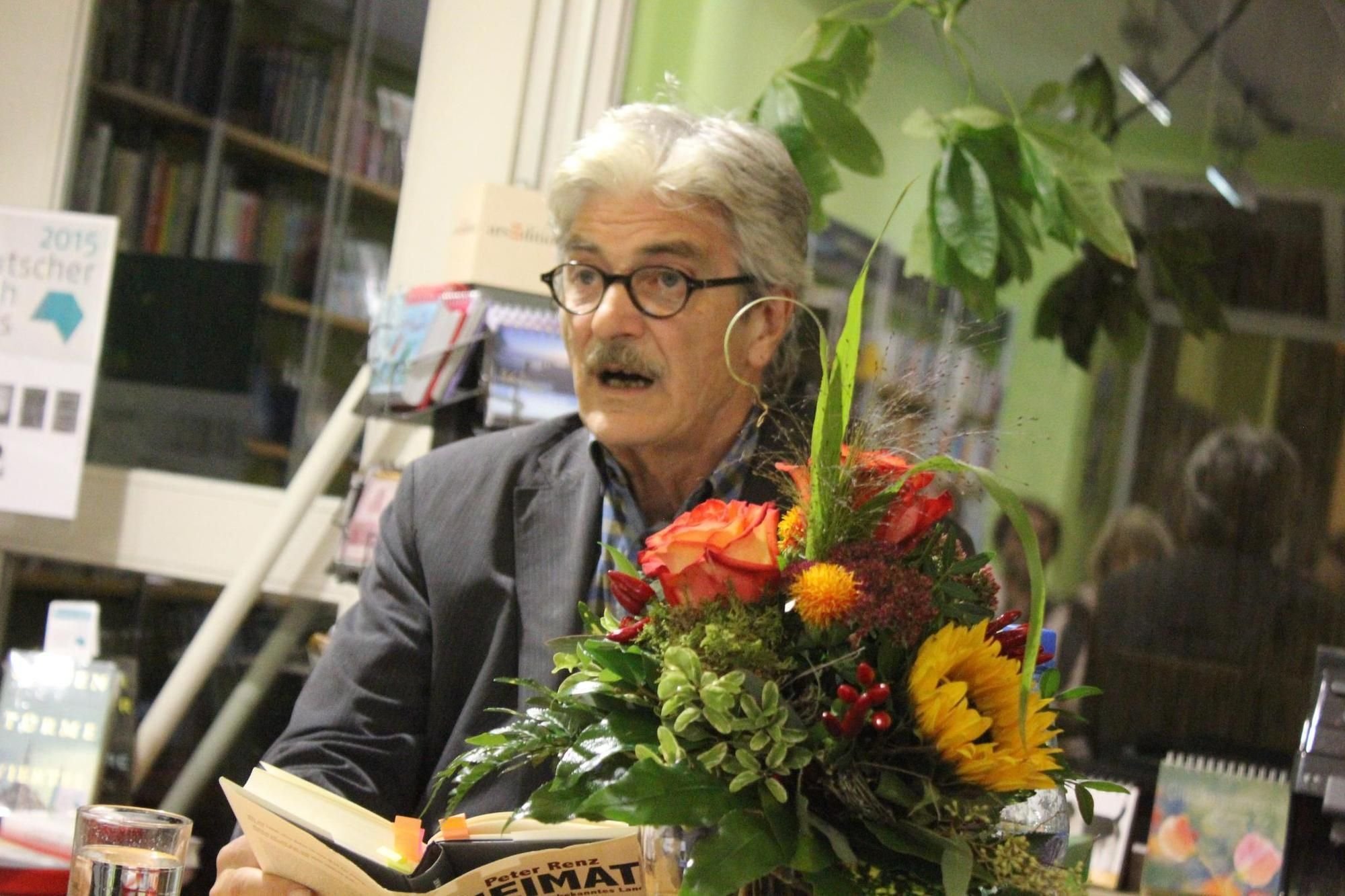 Peter Renz bietet eine Lesung voller Heiterkeit und Tragik