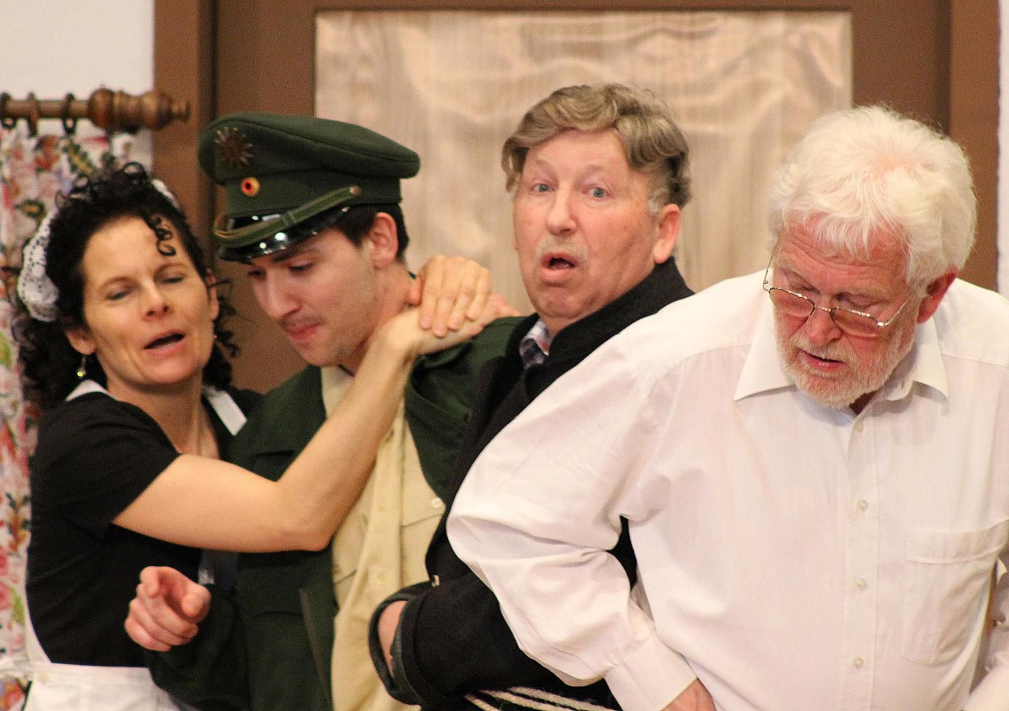 Fünf Türen auf der Bühne machen das Chaos in Merklingen perfekt