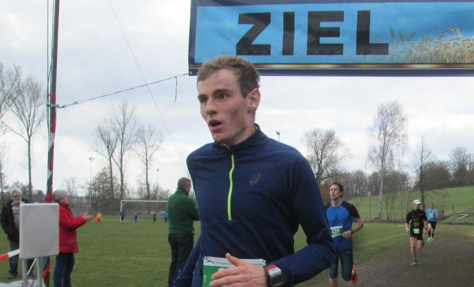 Florian Guth läuft als Sechster ins Ziel