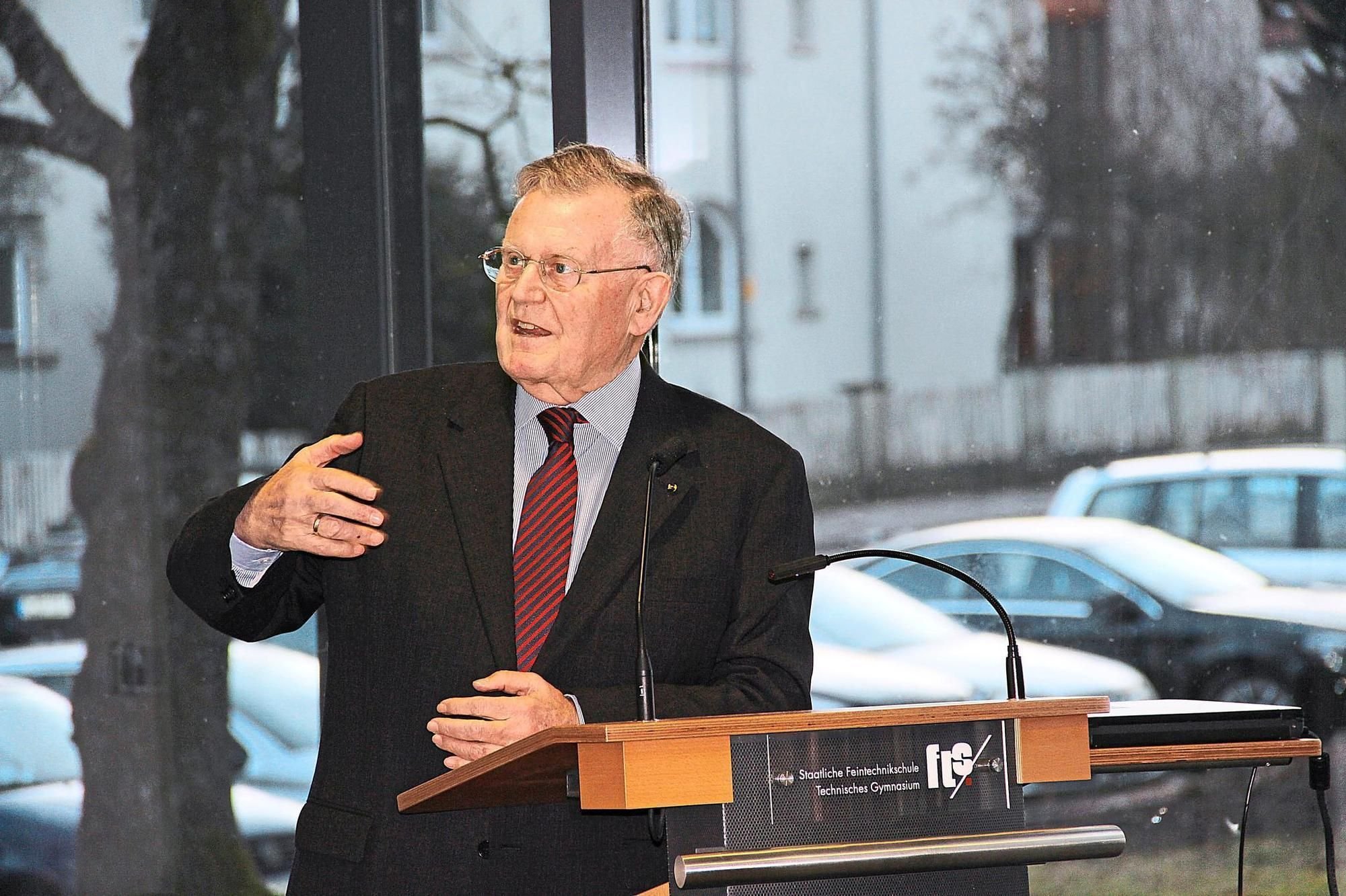 Erwin Teufel beleuchtet gute und schlechte Zeiten