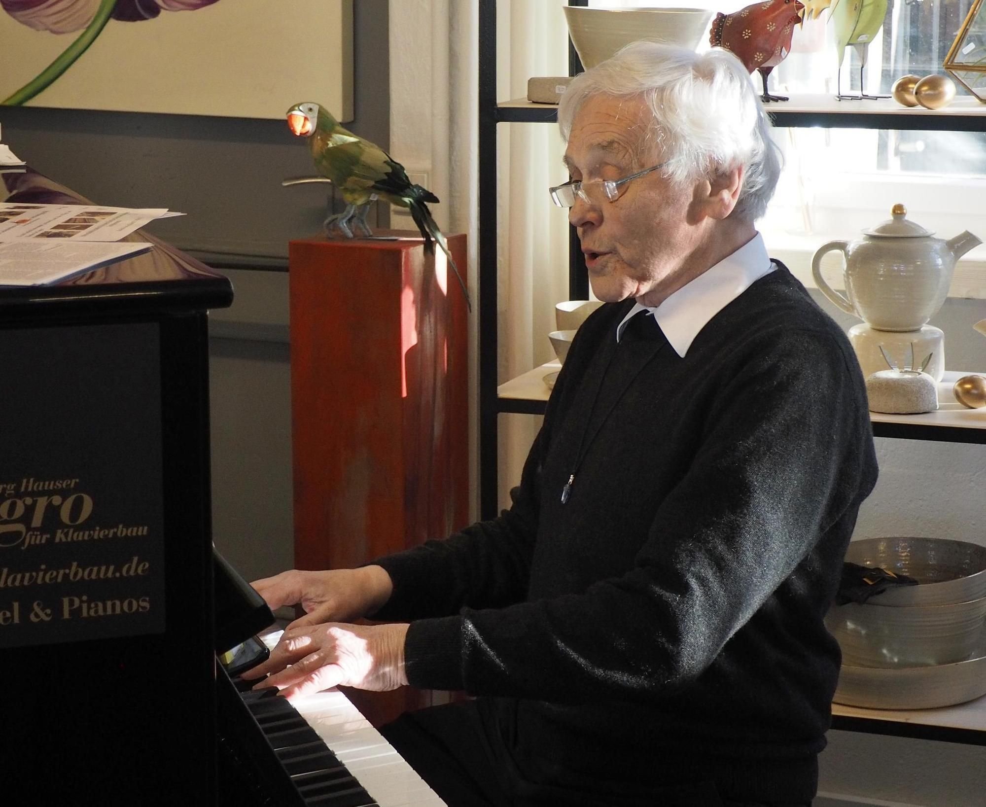 Raimund Selinka spielt eigene Lieder