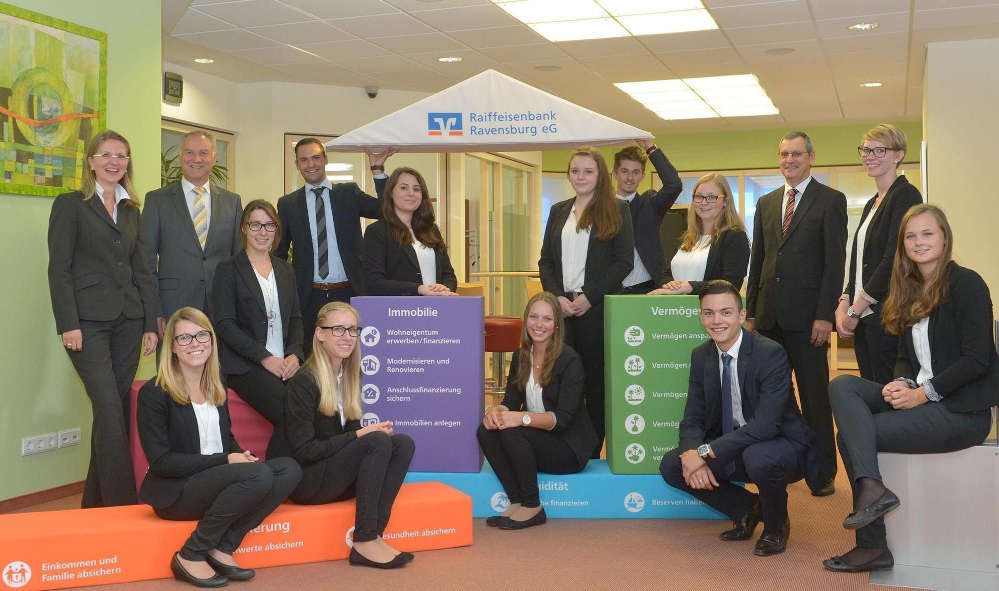 Vier Azubis gehen bei der Raiffeisenbank in die Lehre