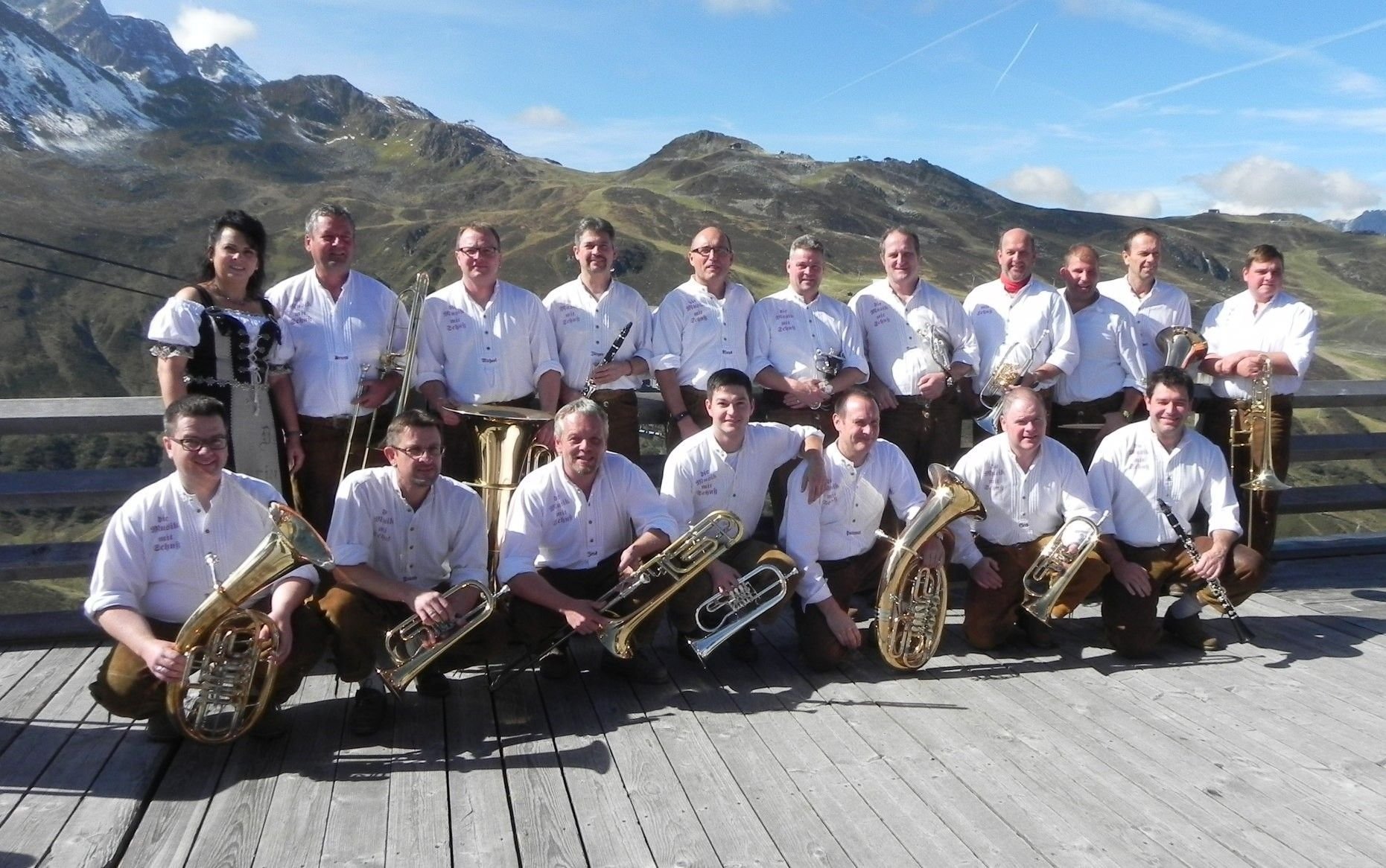 70 Fans begleiten Peng zum Auftritt in den Alpen