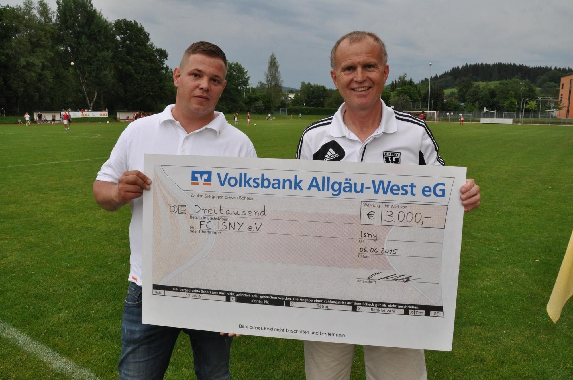 Endres Tief- und Straßenbau spendet 3000 Euro an FC Isny