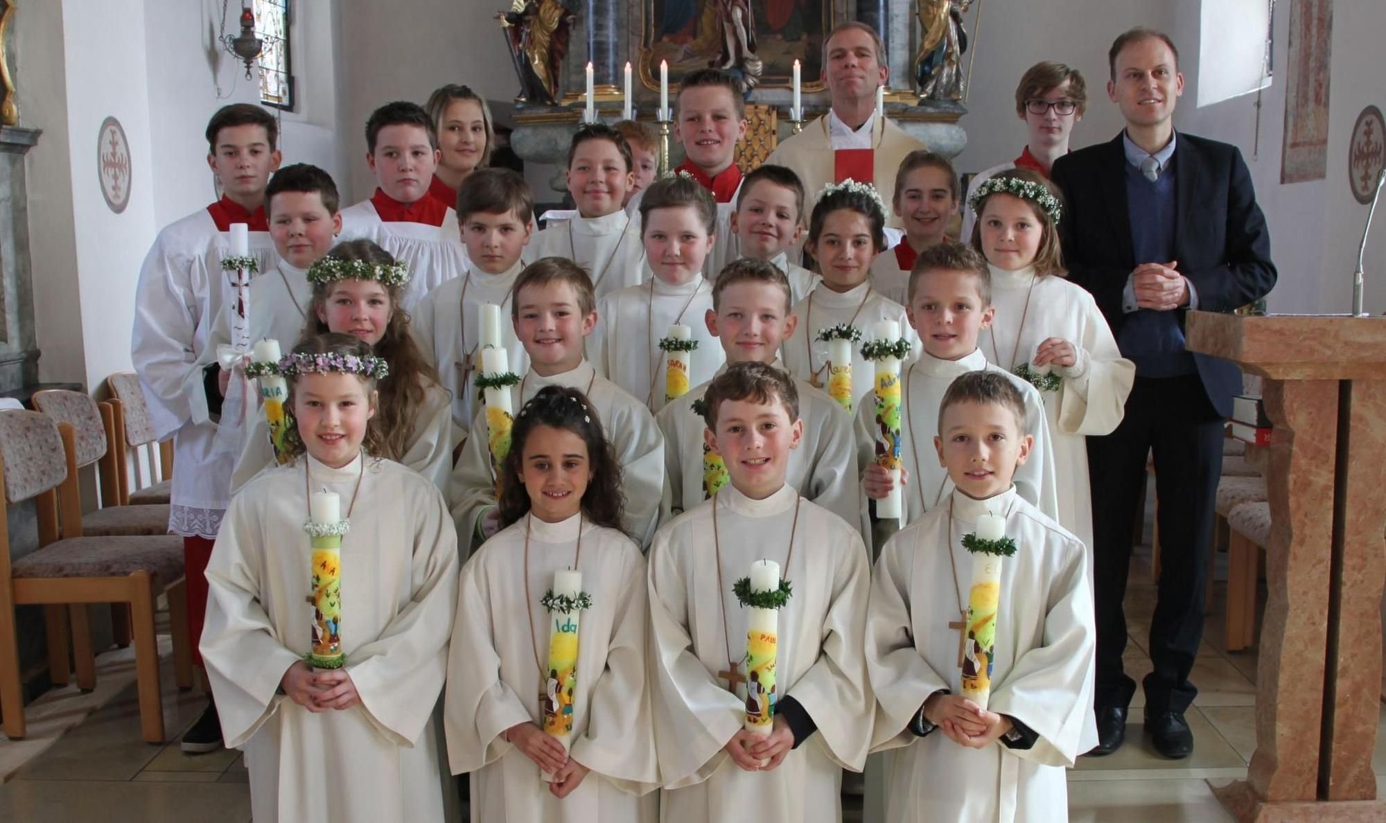 15 Kinder feiern Kommunion