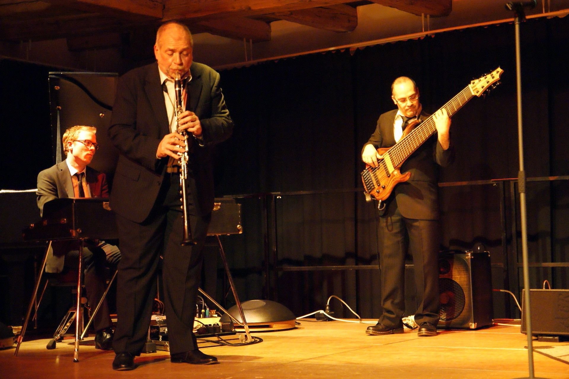 Helmut Eisel spricht durch verlängerte Klarinette