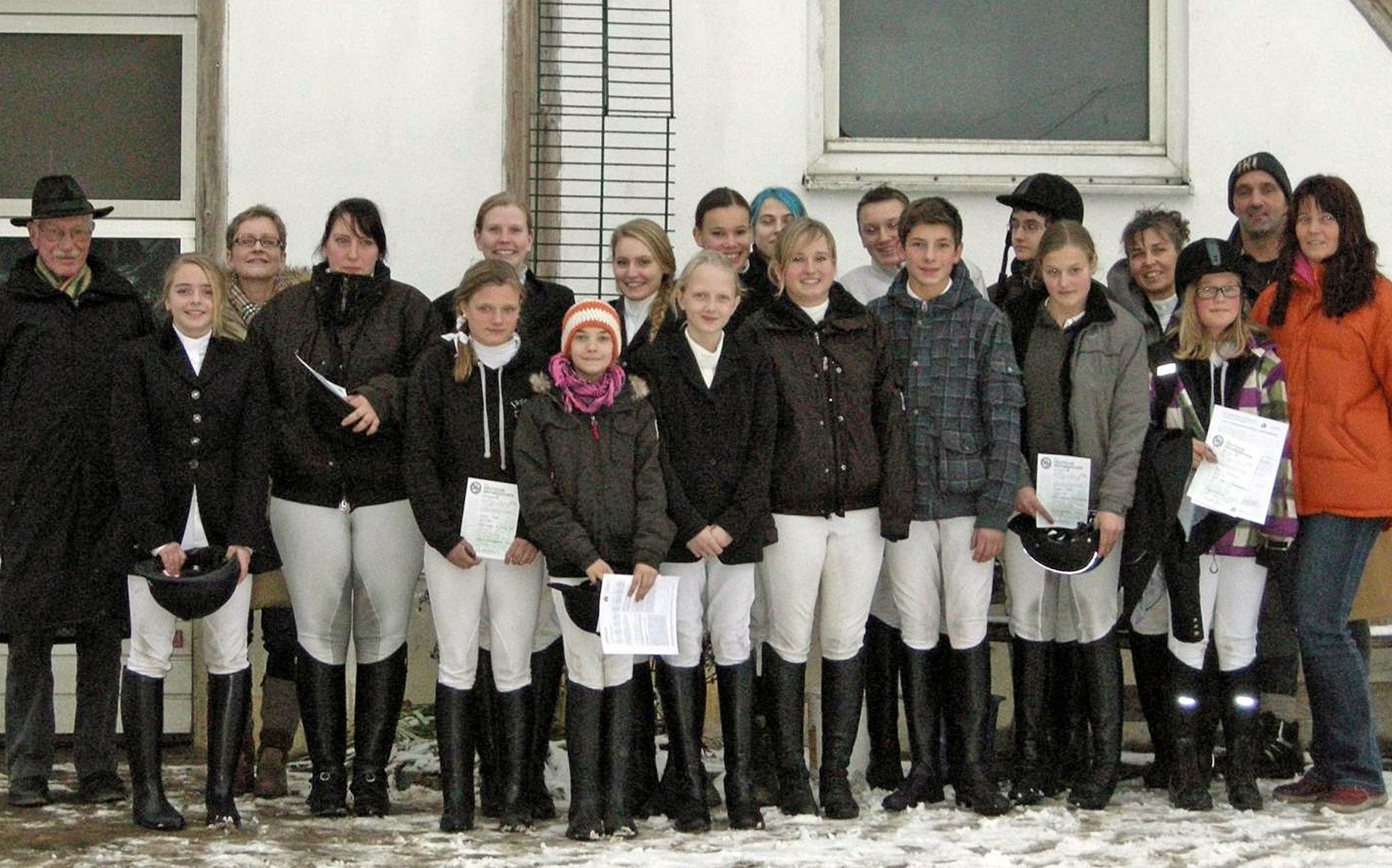 23 Reiter erhalten Abzeichen ab