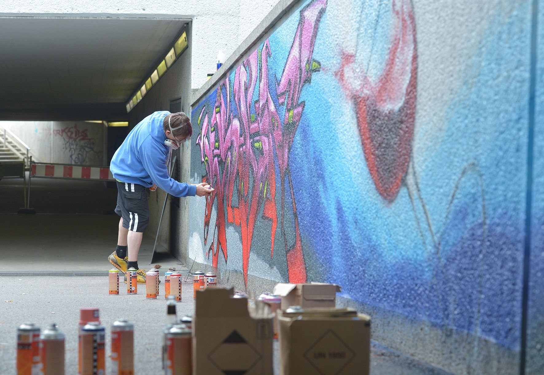 Sprayer verschönern Unterführung mit Graffitis
