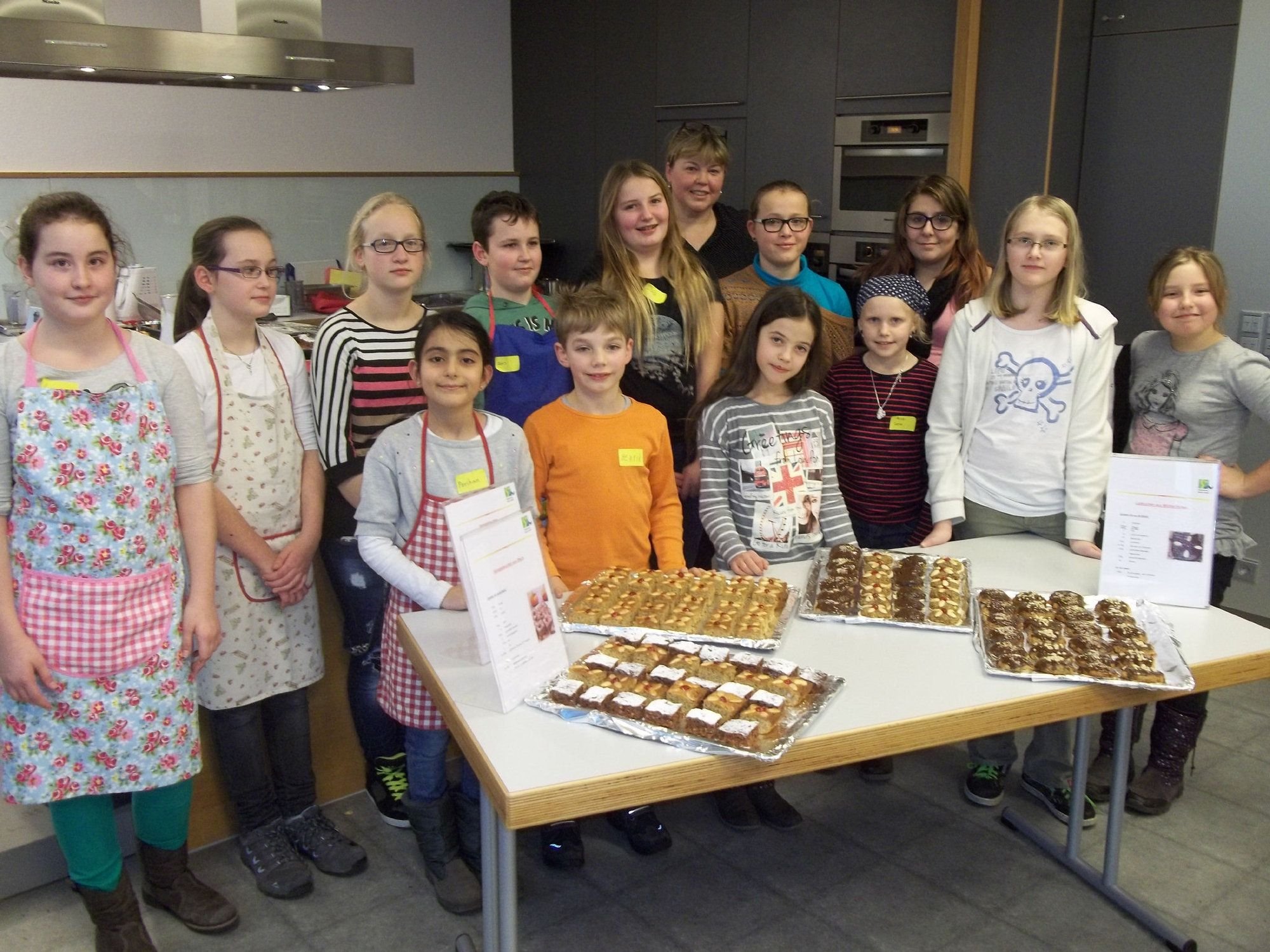Kinder tummeln sich in der Weihnachtsbäckerei