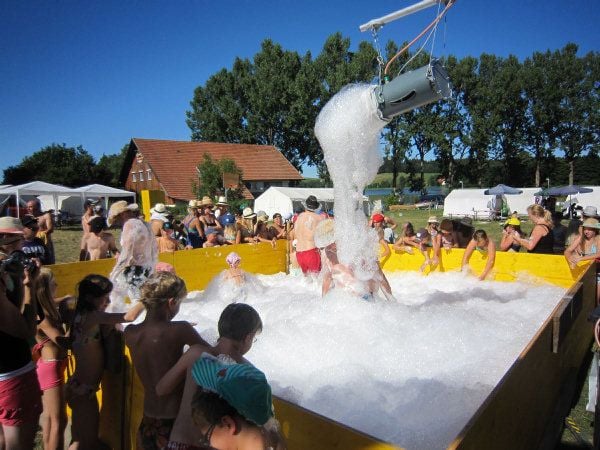 Schaumparty ist der Höhepunkt des Ferienlagers