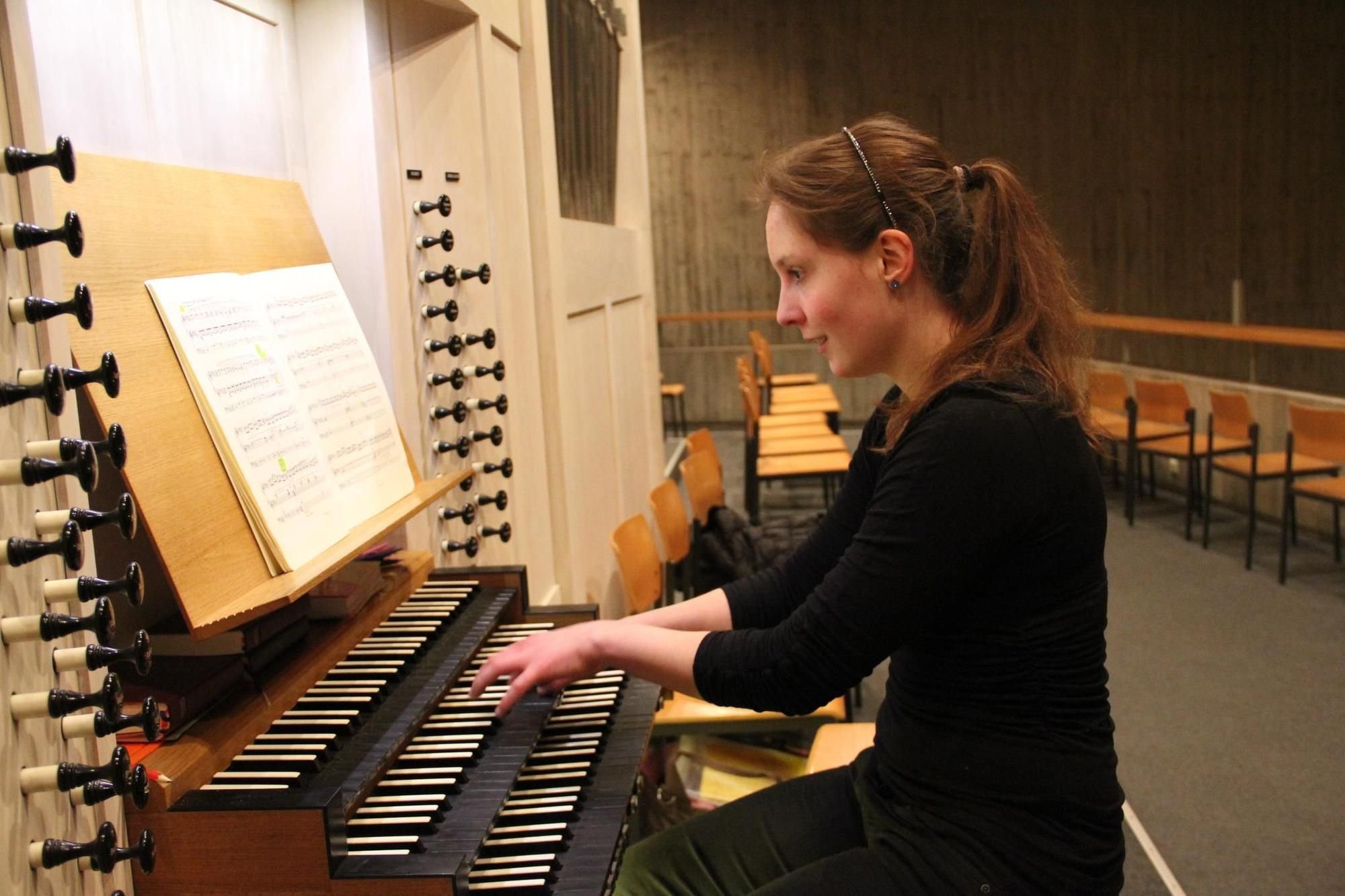 Lisa Hummel spielt anspruchsvolle Orgelmusik
