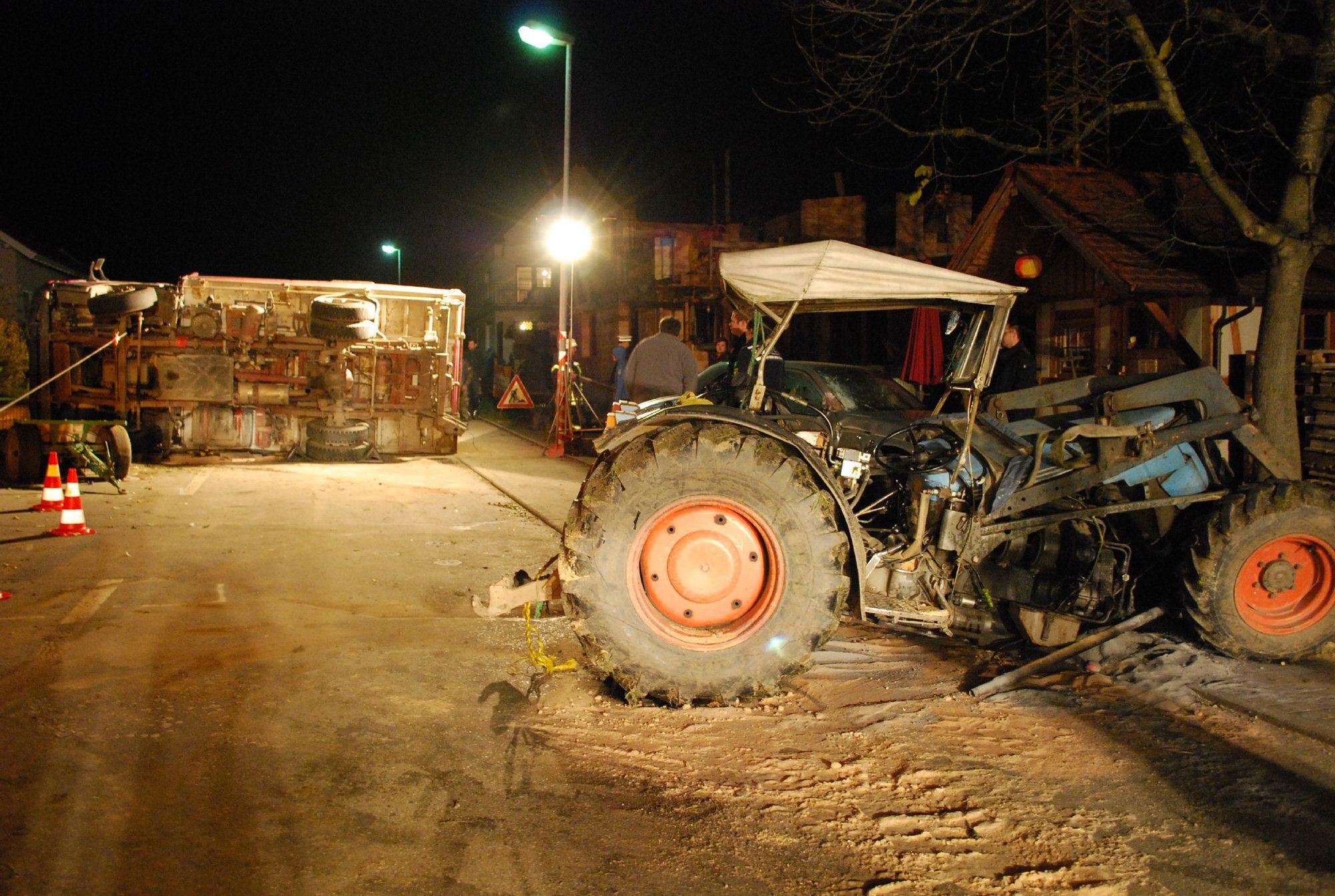 Unfall in Rickenbach: Lastwagen kracht in einen Traktor
