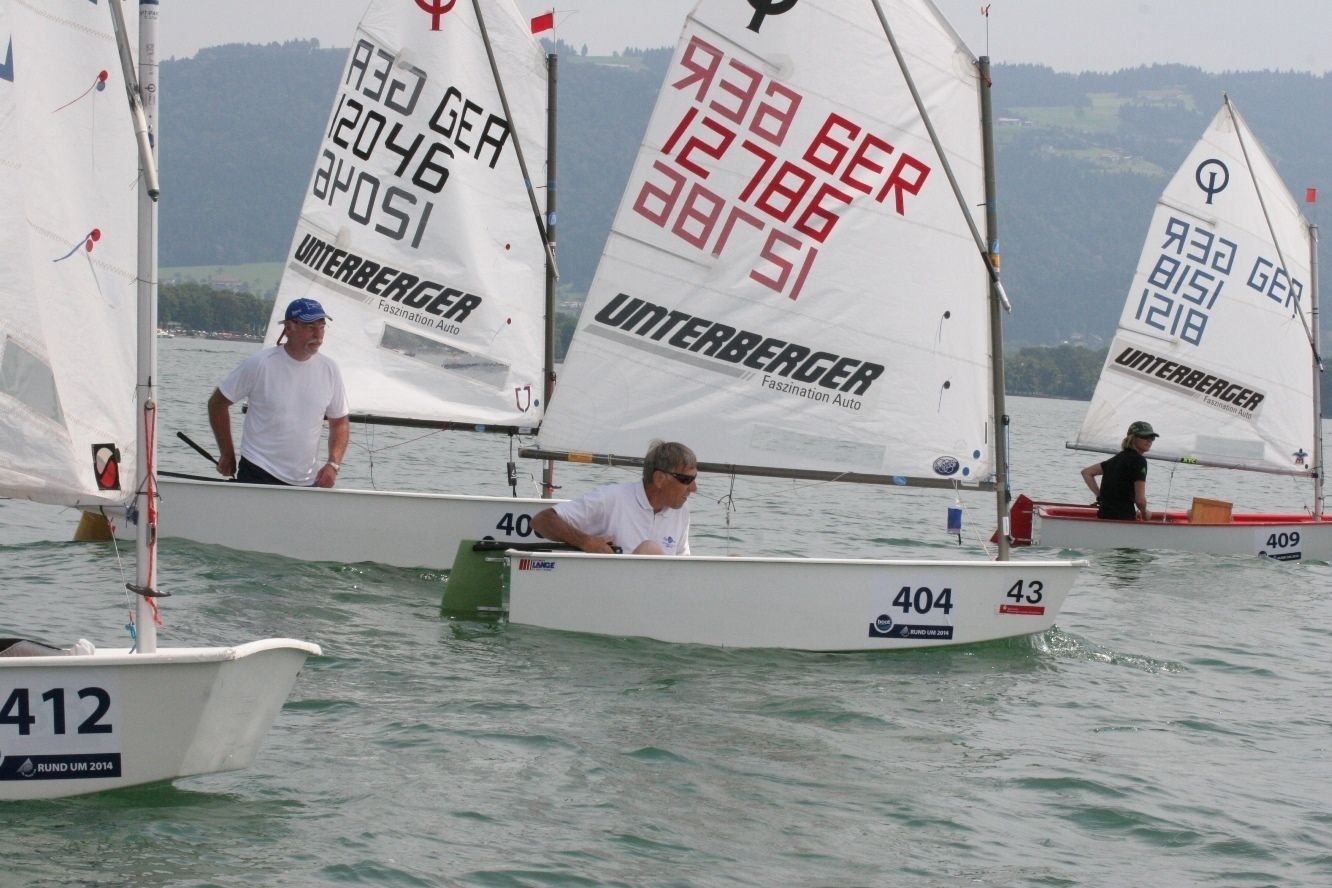 Erwachsene üben sich im Opti-Segeln