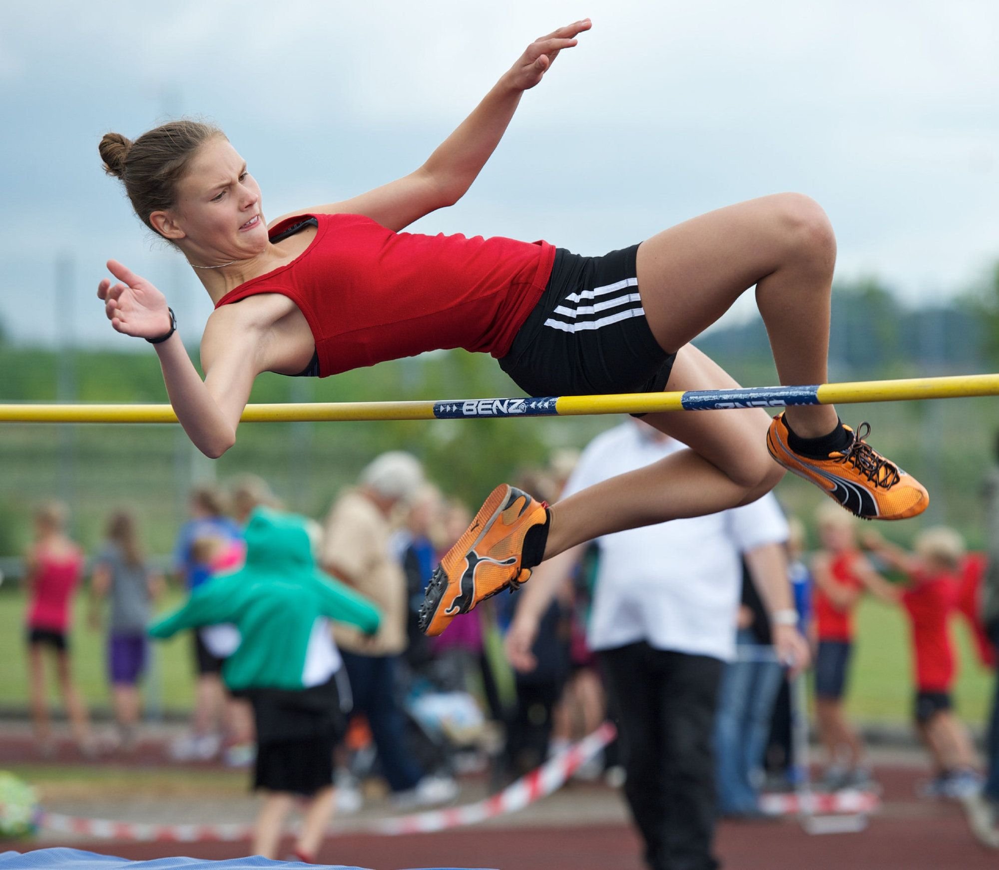 Schülerin setzt sich im Hochsprung durch