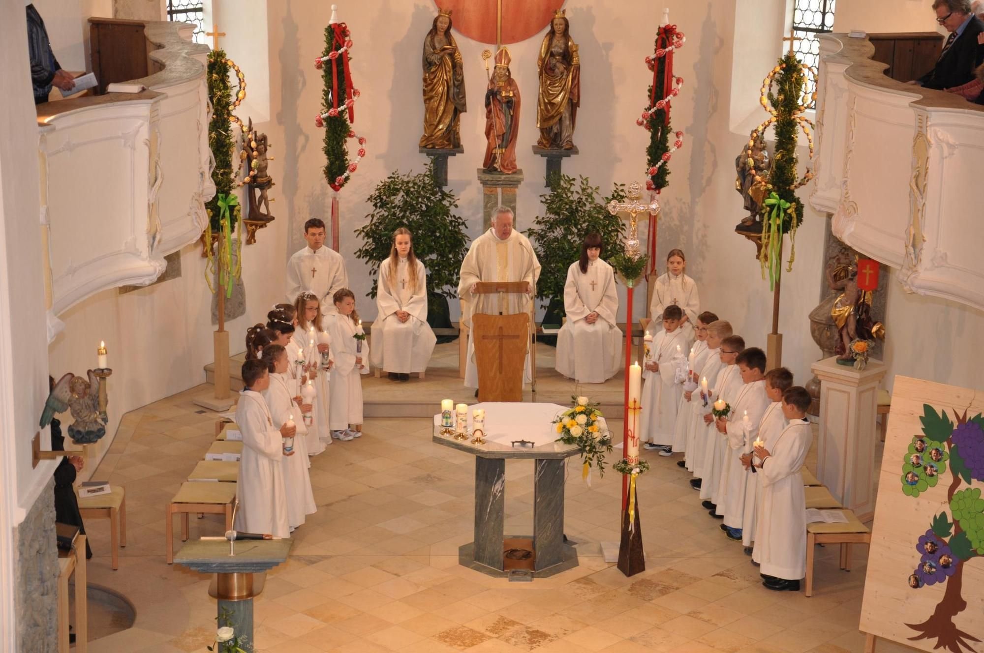 14 Kinder feiern Kommunion