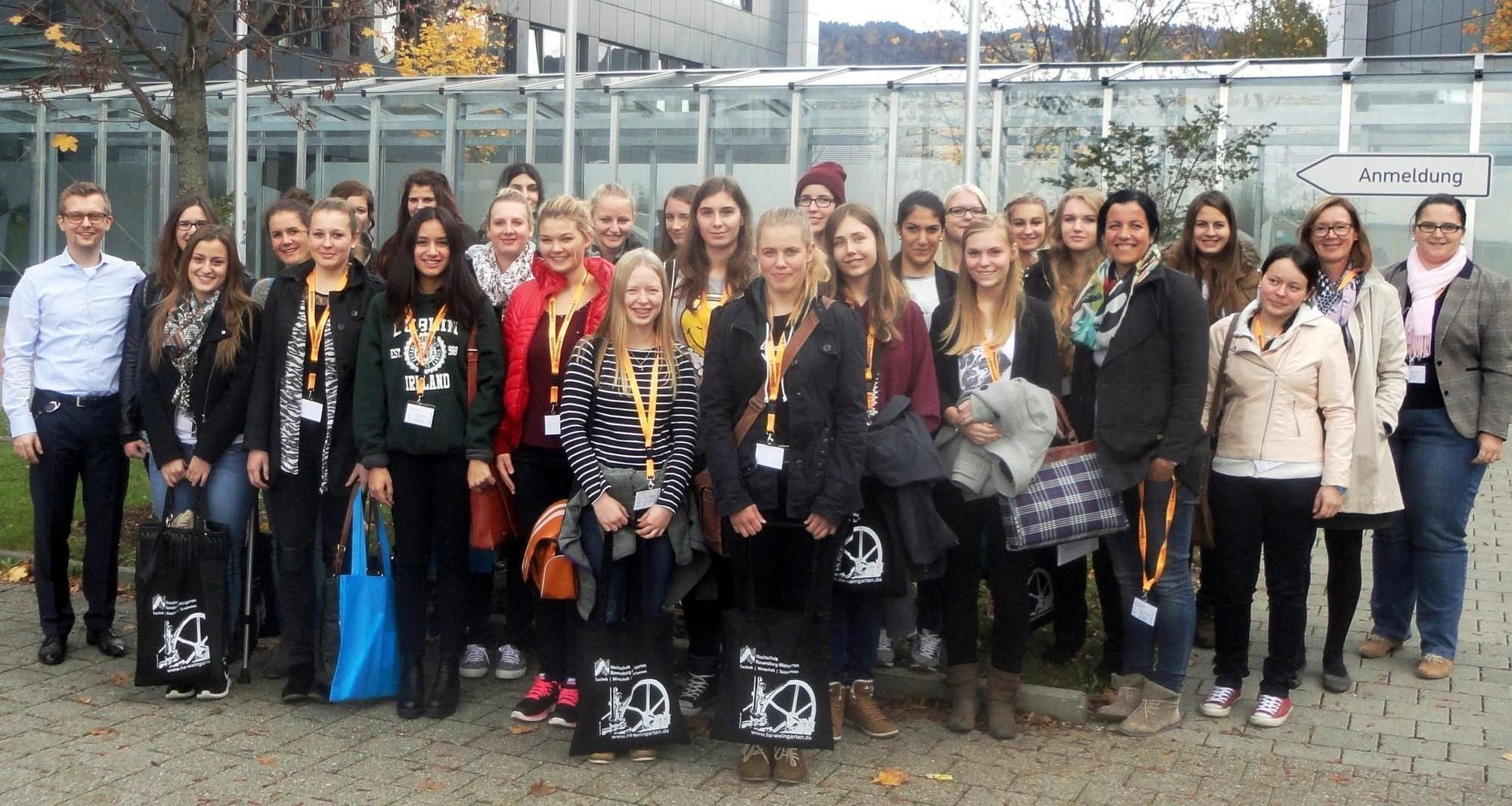 Schülerinnen informieren sich über technische Berufe