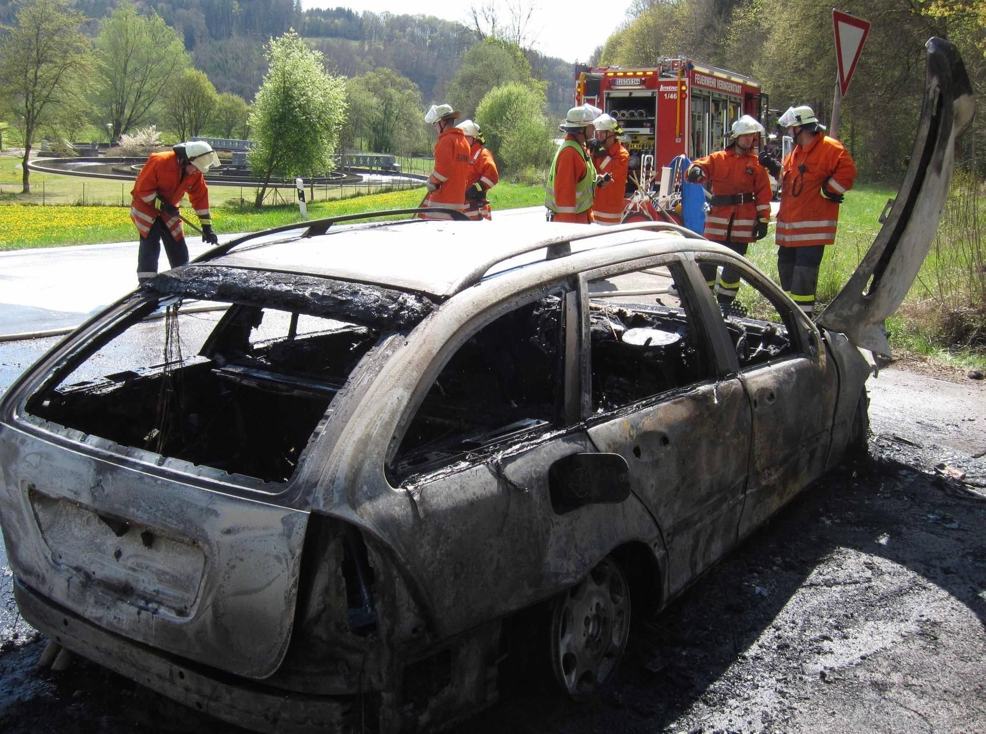 Auto brennt vollständig aus