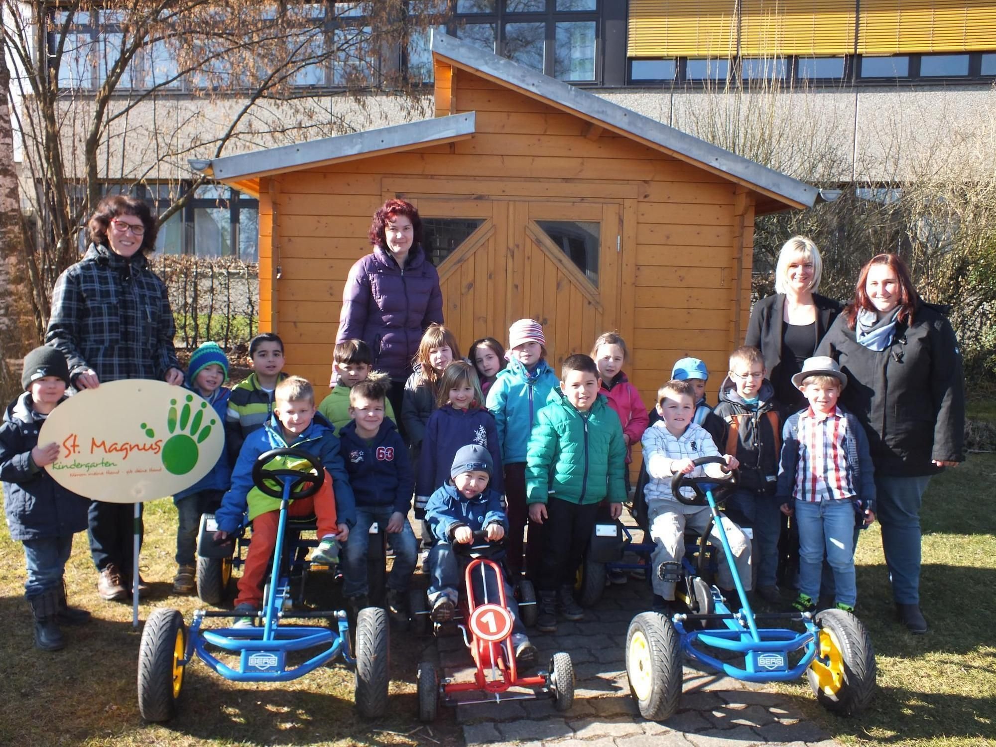 Kindergartenkinder flitzen mit Kettcars um die Wette