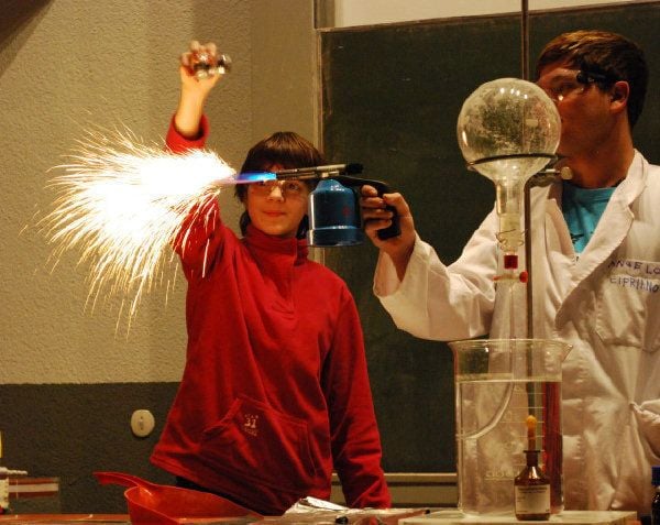 Chemische Experimente begeistern Schüler